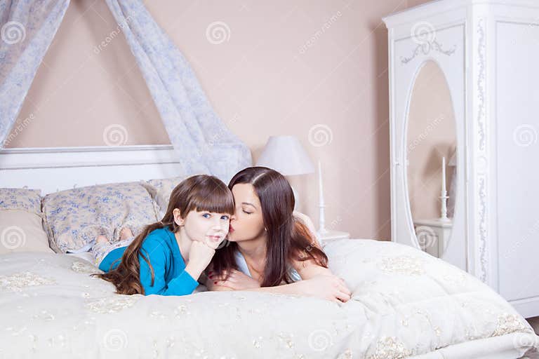 Mamma Som Kysser Hennes Härliga Dotter Den Lyckliga Modern Och Dottern