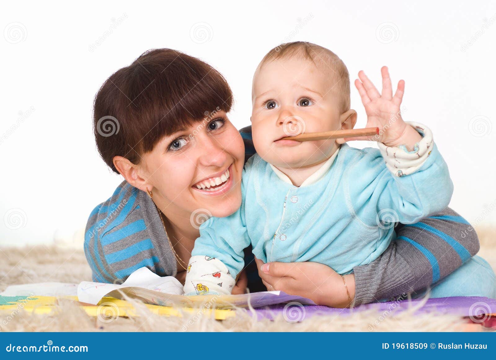 Mamma und ihr Kind stockbild. Bild von glück, junge, teppich - 19618509