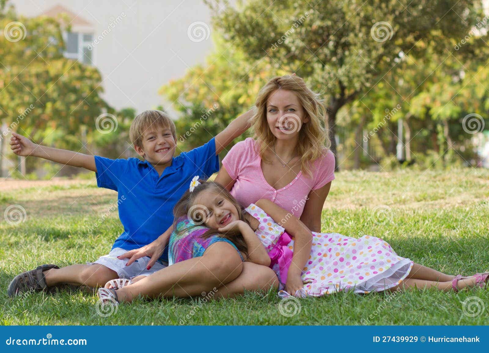 Mamma Und Ihre Kinder Im Park Stockbild - Bild von muttergesellschaft ...
