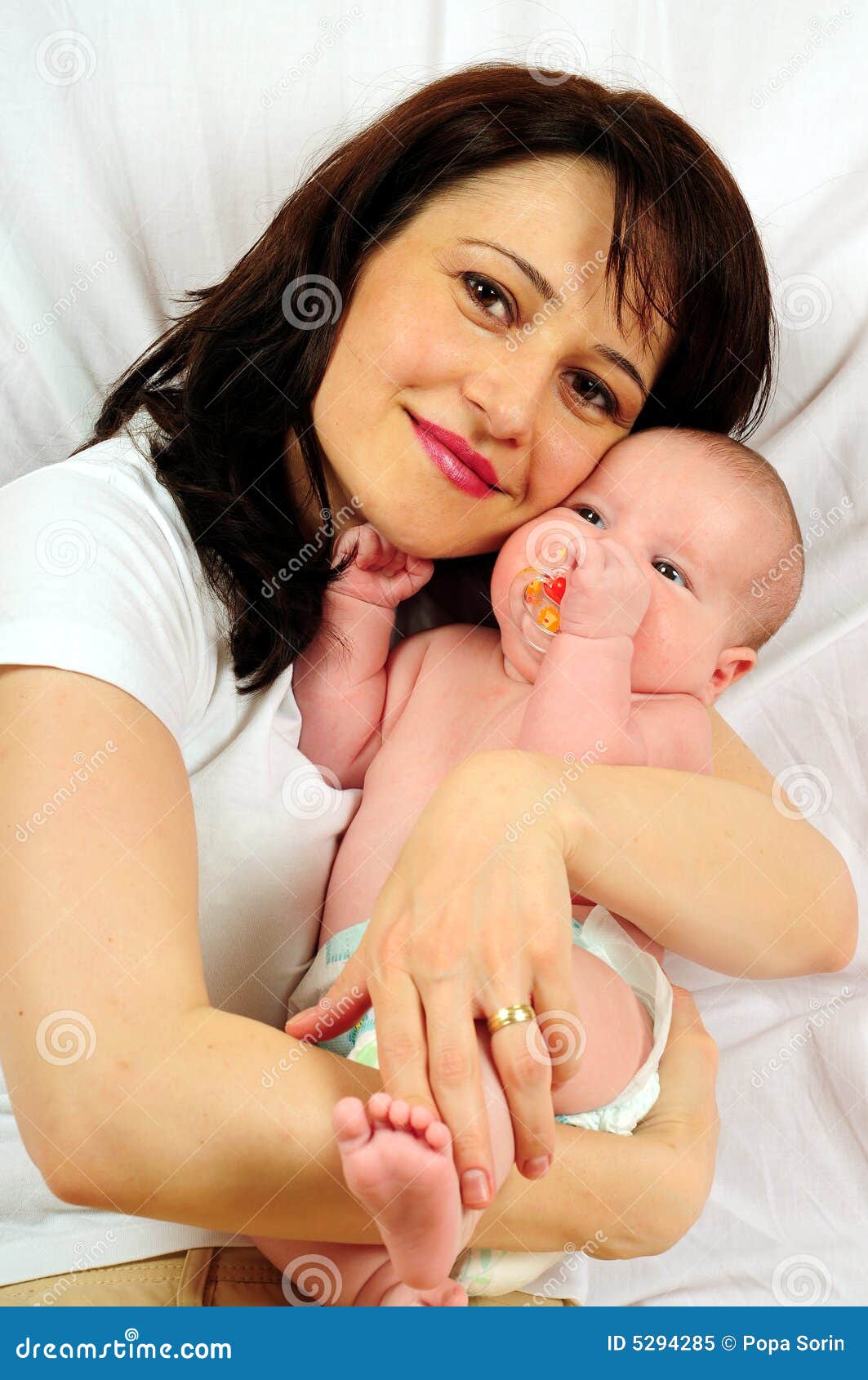 Mamma und kleines Baby stockbild. Bild von obacht, familie - 5294285