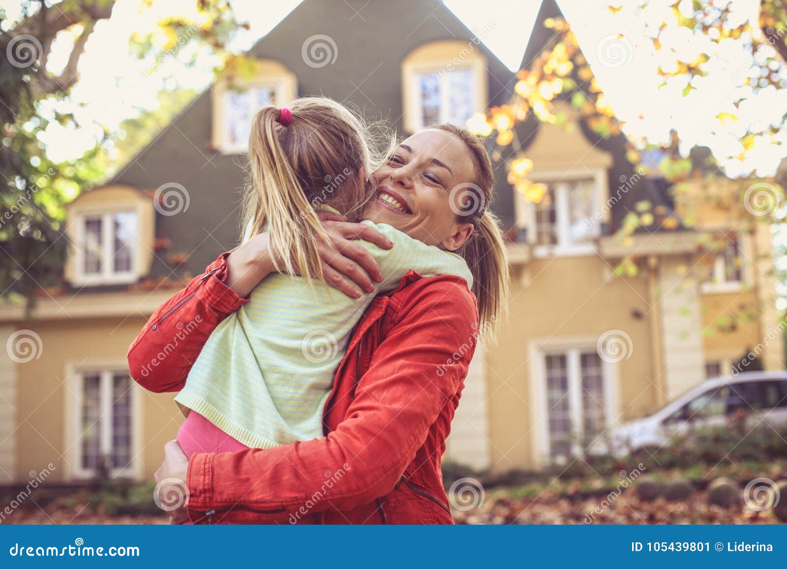 Mamman ger sig mig en kram fotografering för bildbyråer. Bild av ...
