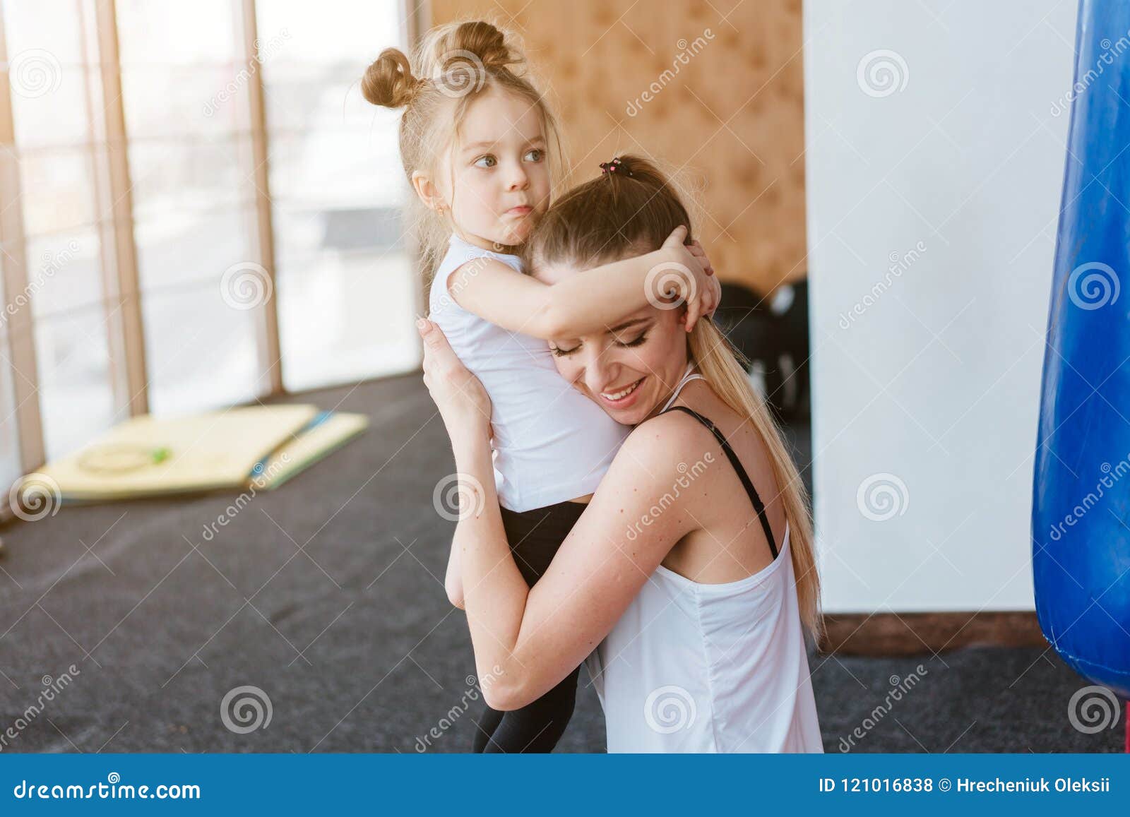 Mamman Kramar Hennes Lilla Dotter Arkivfoto - Bild av sunt, energi ...