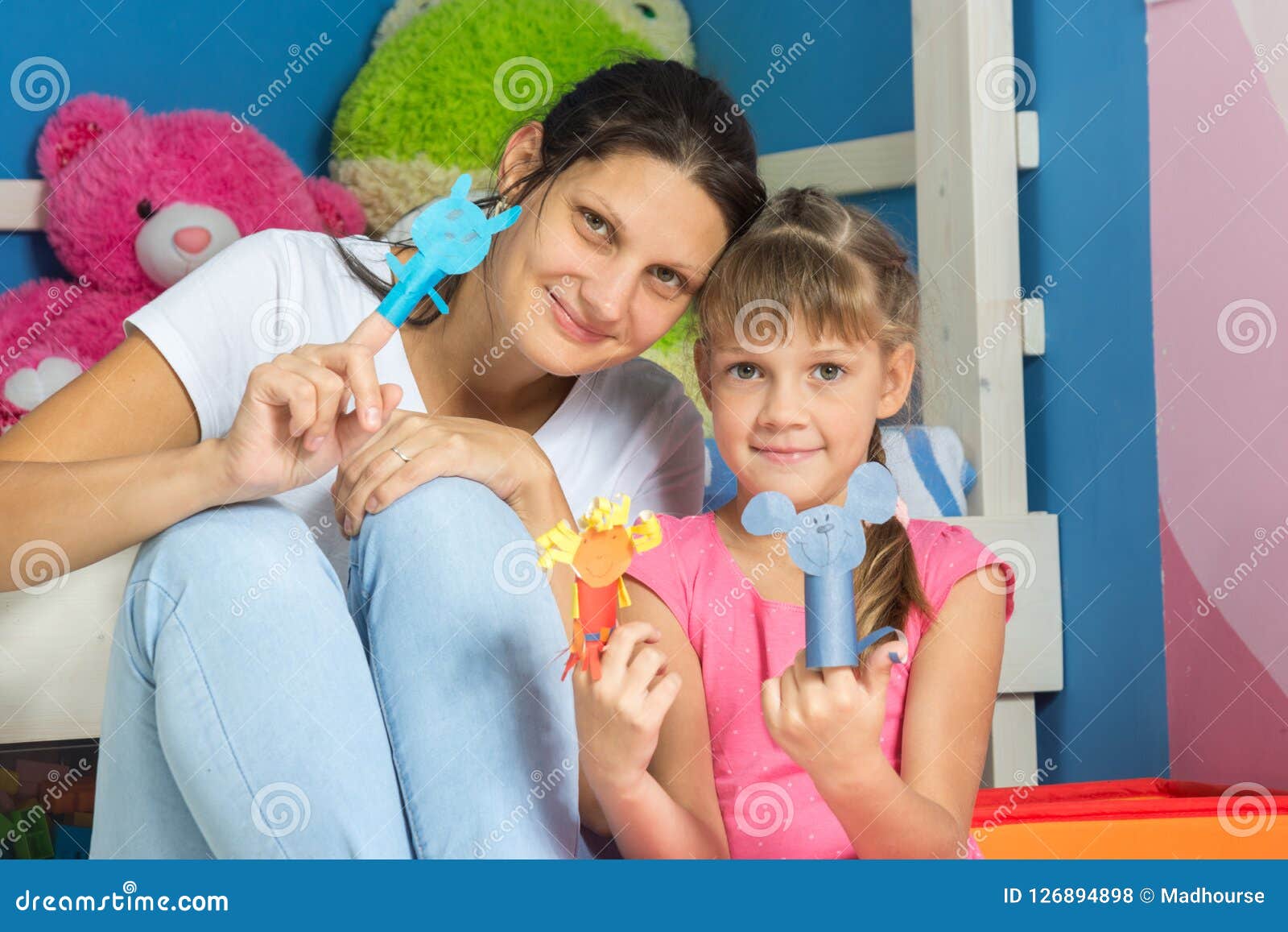 Mamman Och Dottern Donned Hemlagade Pappers- Statyetter Av Engjord ...