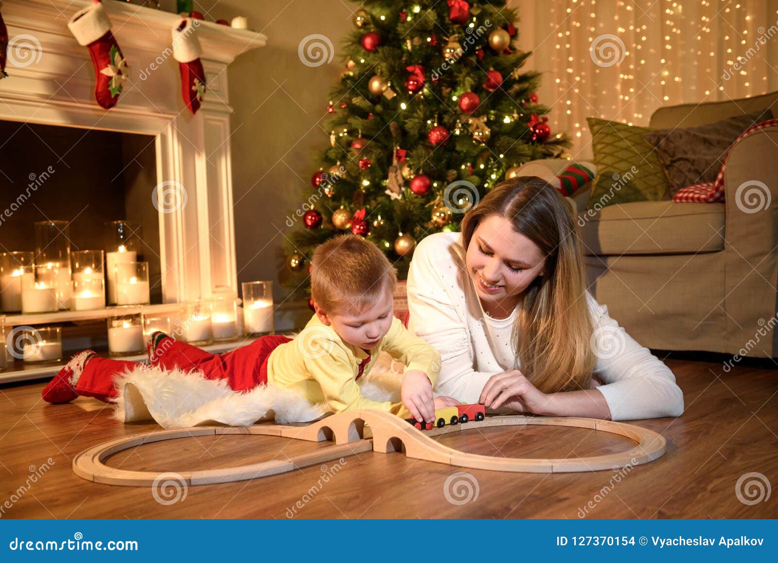 Mamman Och Sonen Som Spelar Med En Leksak Utbildar Arkivfoto Bild Av