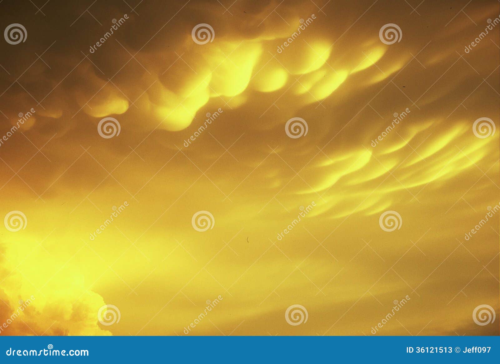 Mammitus Cloud Formation stock image. Image of nature - 36121513