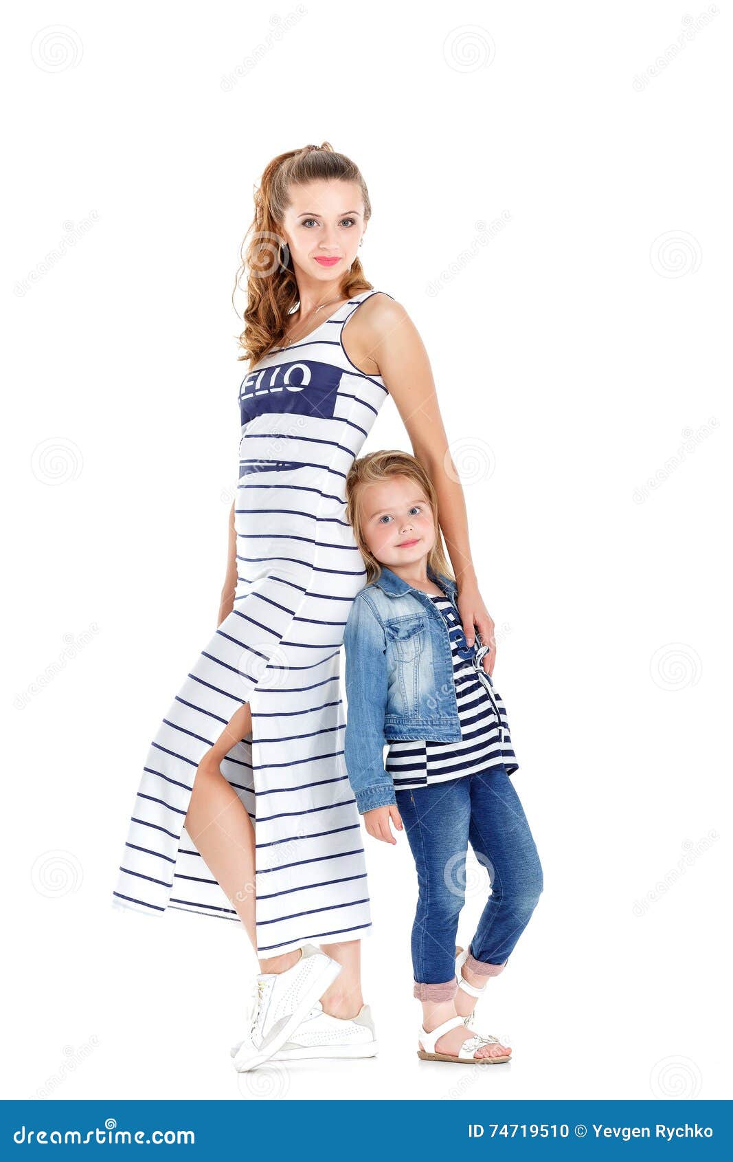 Mamá joven e hija linda foto de archivo. Imagen de encantador - 74719510