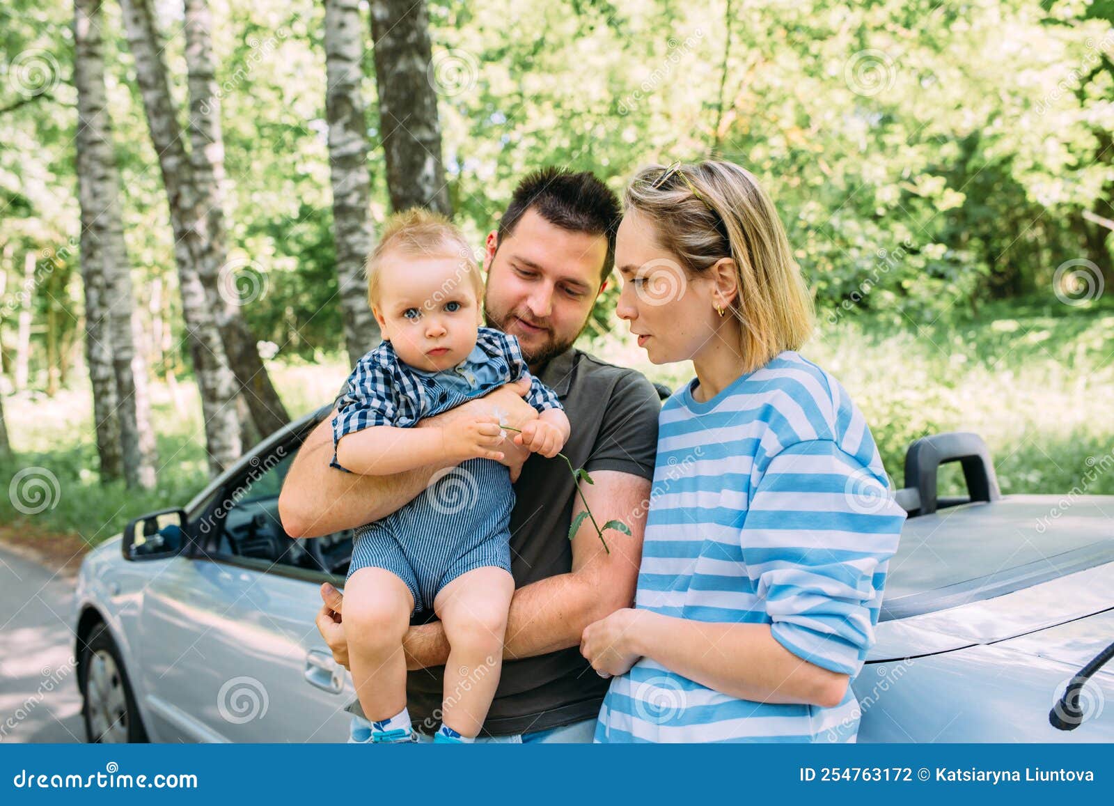 Mamá Papá Y Su Hijo Pequeño En Un Auto Convertible. Viaje Familiar De ... Mamá Papá Y Su Hijo Pequeño En Un Auto Convertible. Viaje Familiar De ...