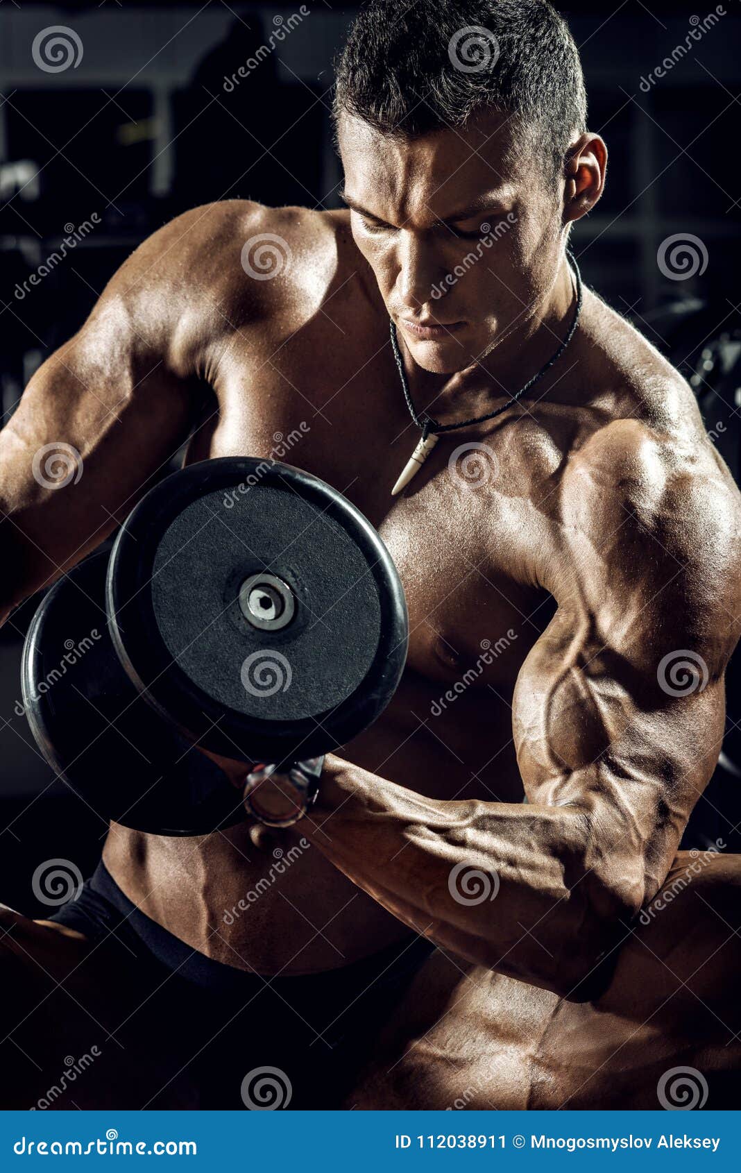 Man bodybuilder in gym stock image. Image of execute - 112038911