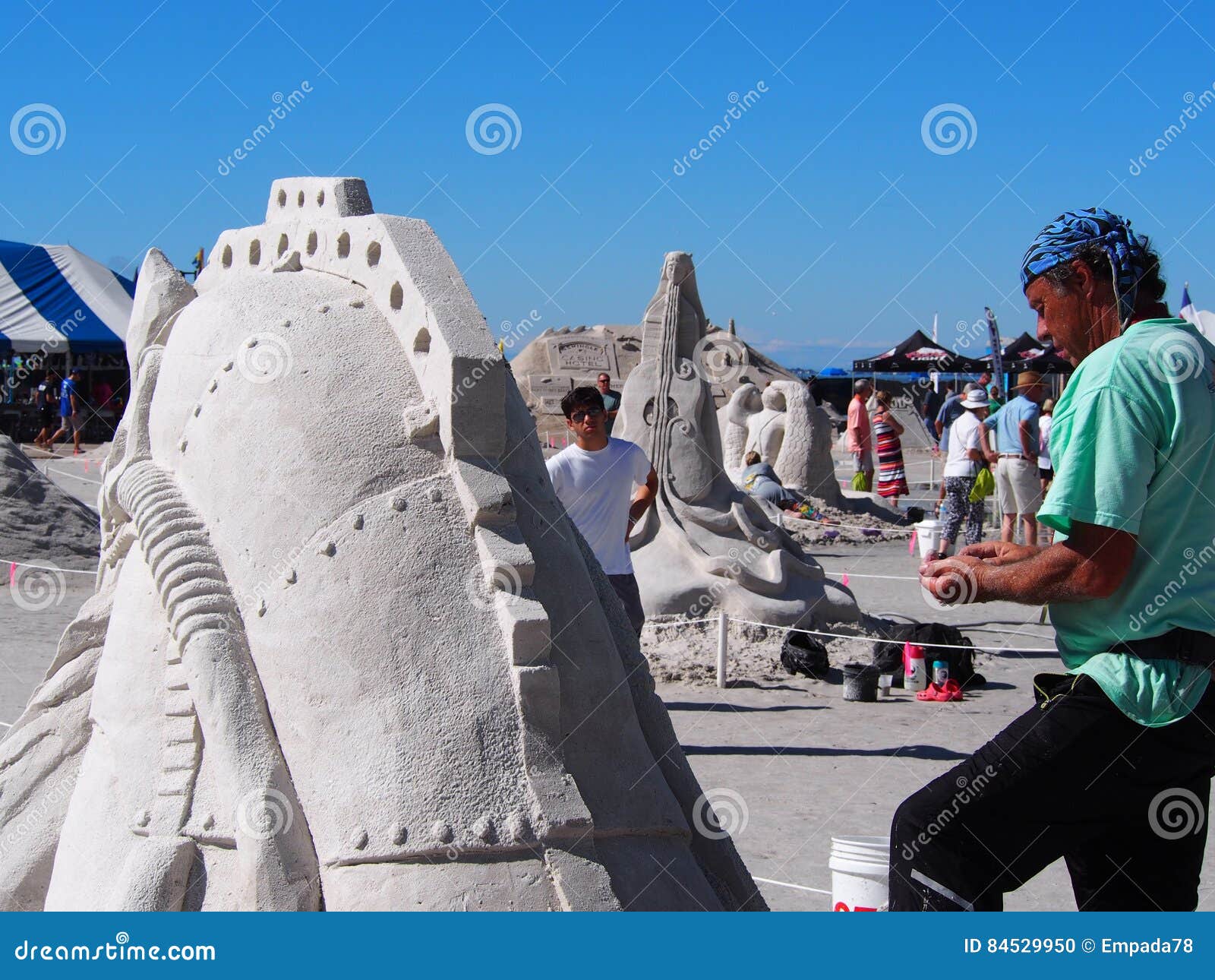Man building Sand Castle editorial image. Image of maker - 84529950