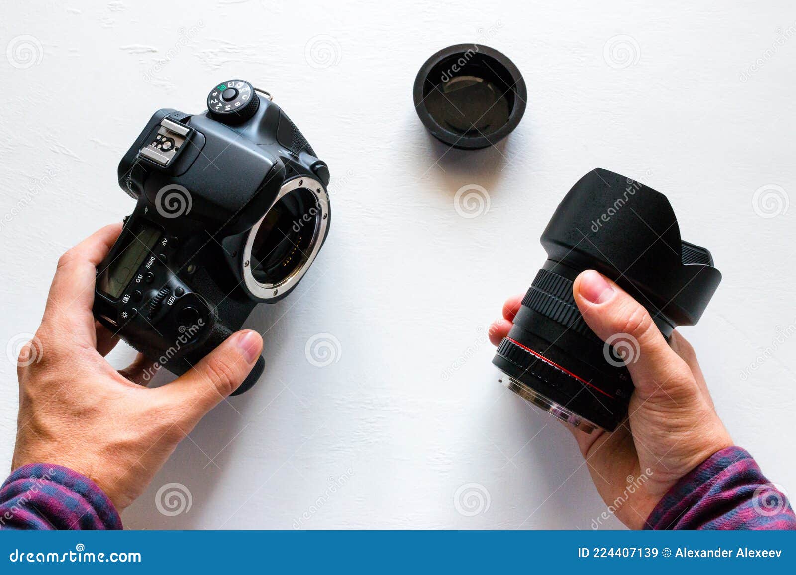 Man Changes Lens on DSLR Camera Stock Image - Image of screen, hand ...