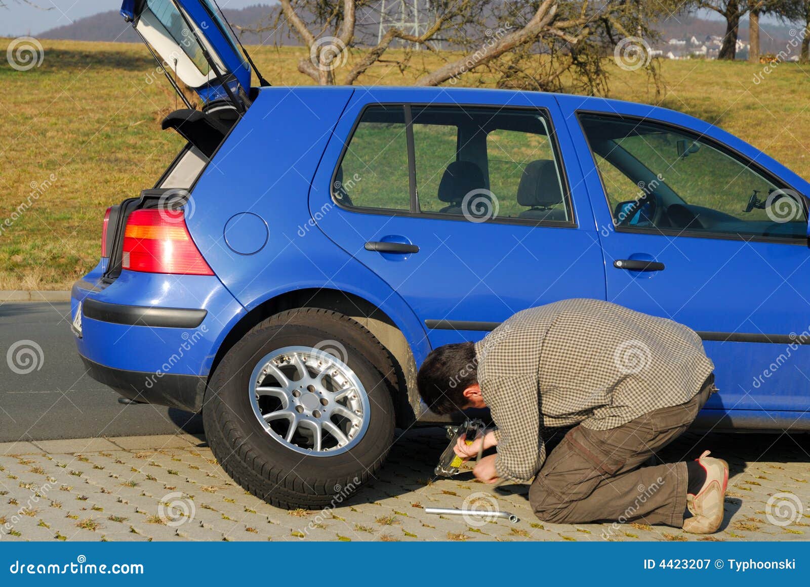 Man changing a tire stock image. Image of vehicle, mechanic - 4423207