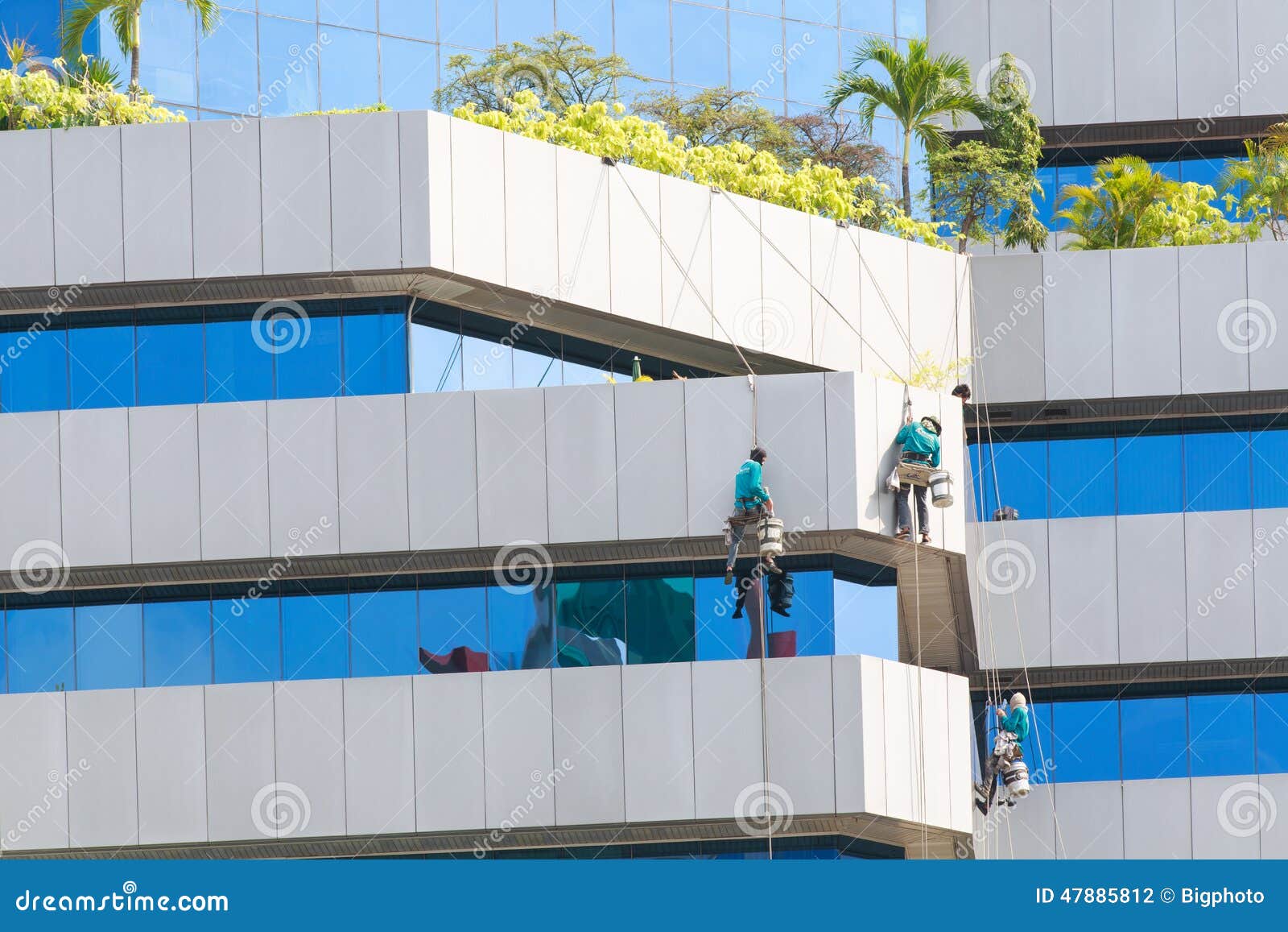 Man Cleaning Windows on a High Rise Building Editorial Photography ...