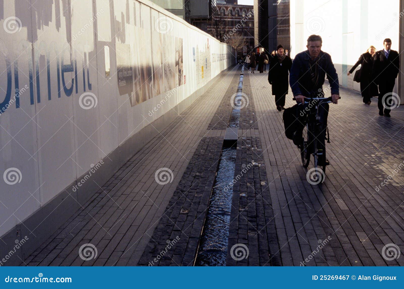 Man on cycle in London editorial photography. Image of britain - 25269467