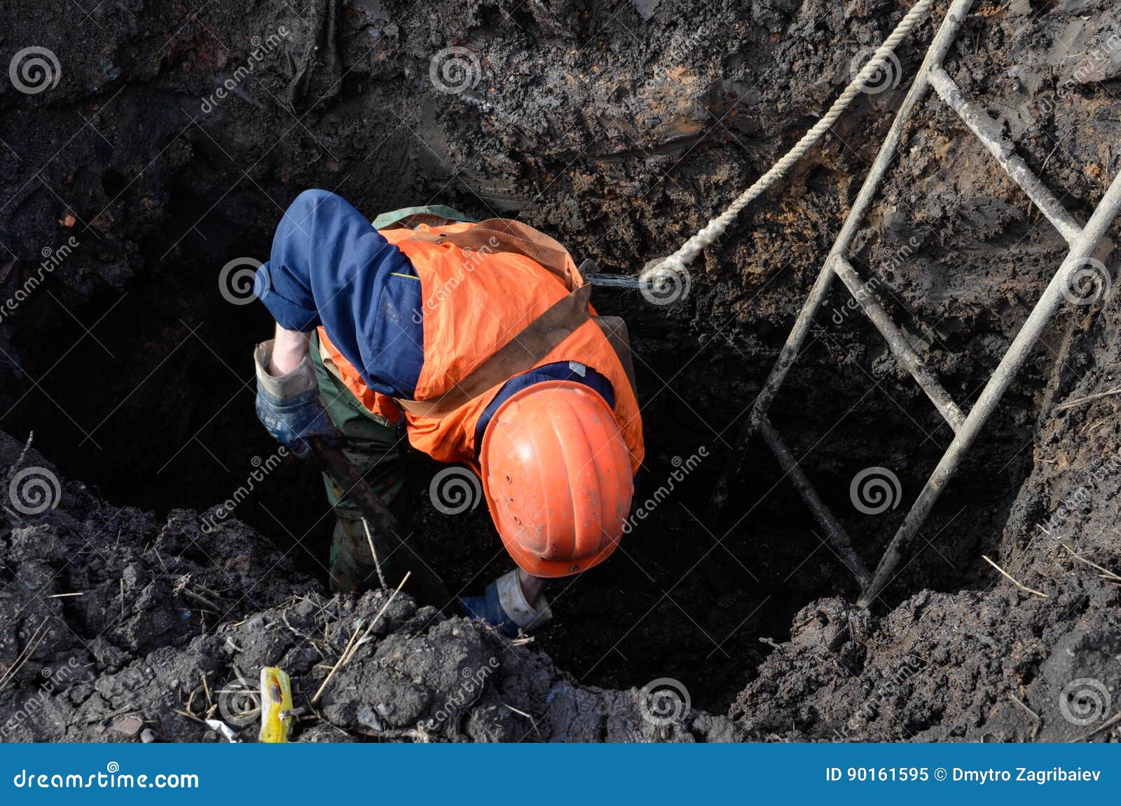 Man digs a pit editorial image. Image of backyard, gardening - 90161595
