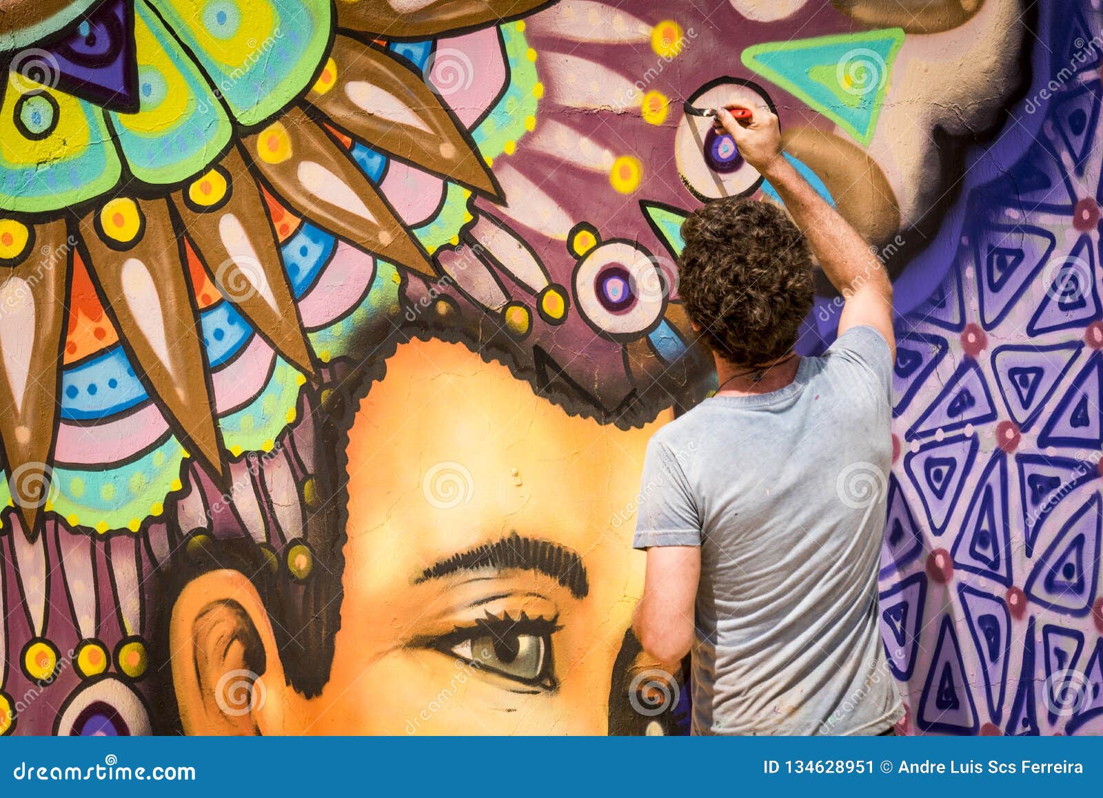 Grafitti Artist in action editorial photo. Image of painting - 134628951