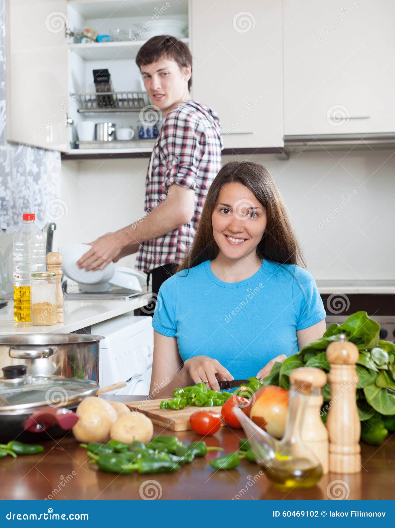 Man En Van De Glimlachvrouw Het Koken Stock Foto - Image of ...