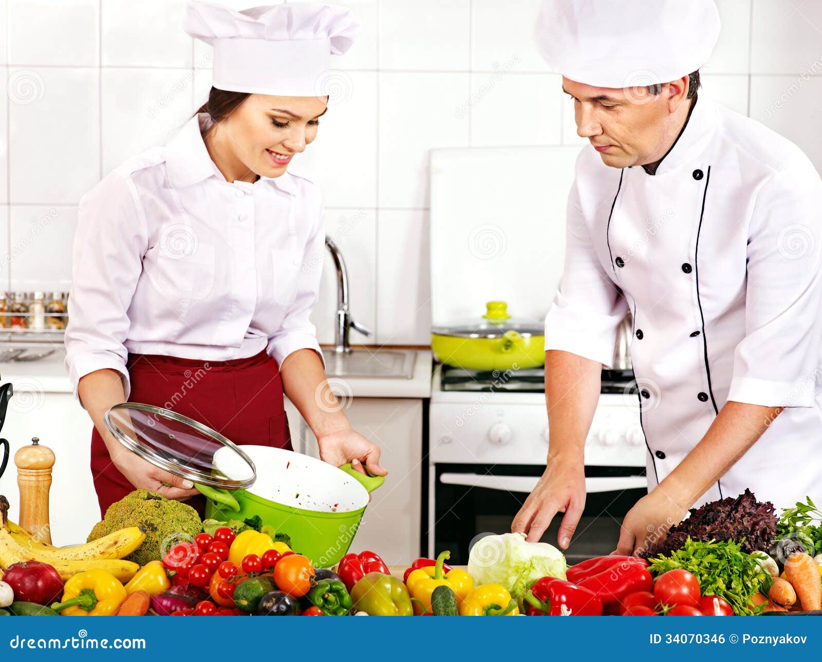 Man En Vrouw in Chef-kokhoed Het Koken. Stock Foto - Image of huis ...