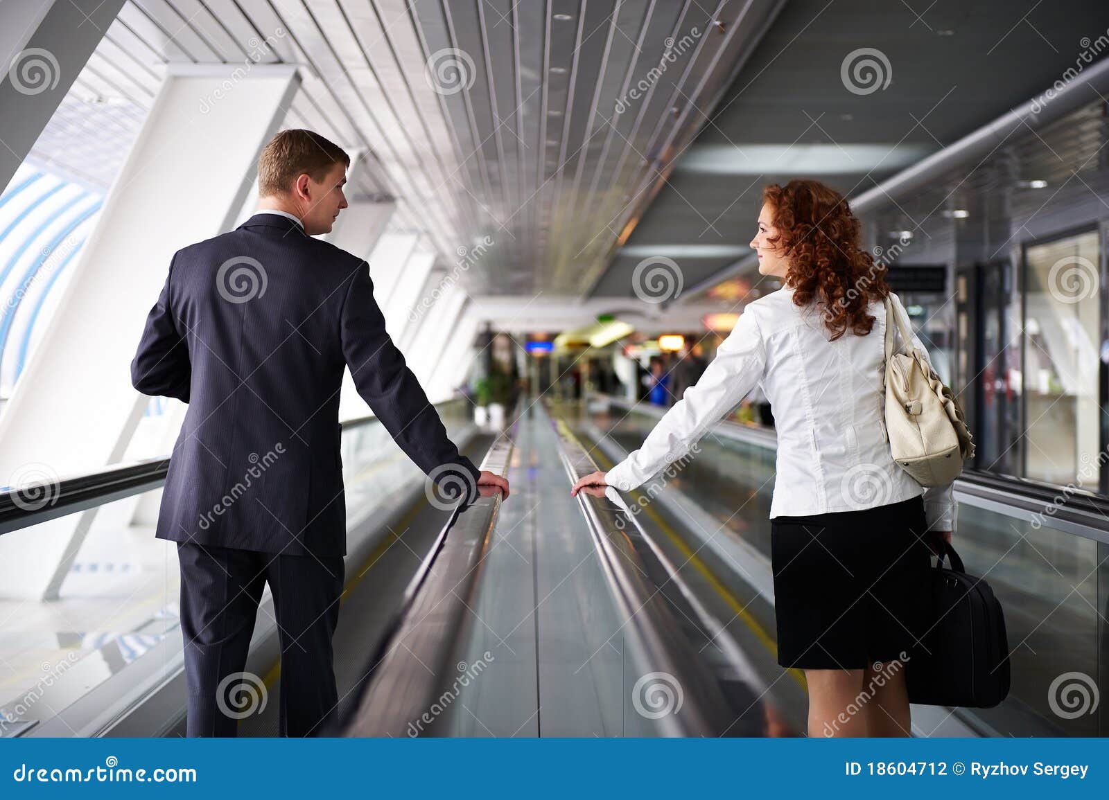 Man En Vrouw Die Op De Roltrap Lopen Stock Foto - Image of kleren ...