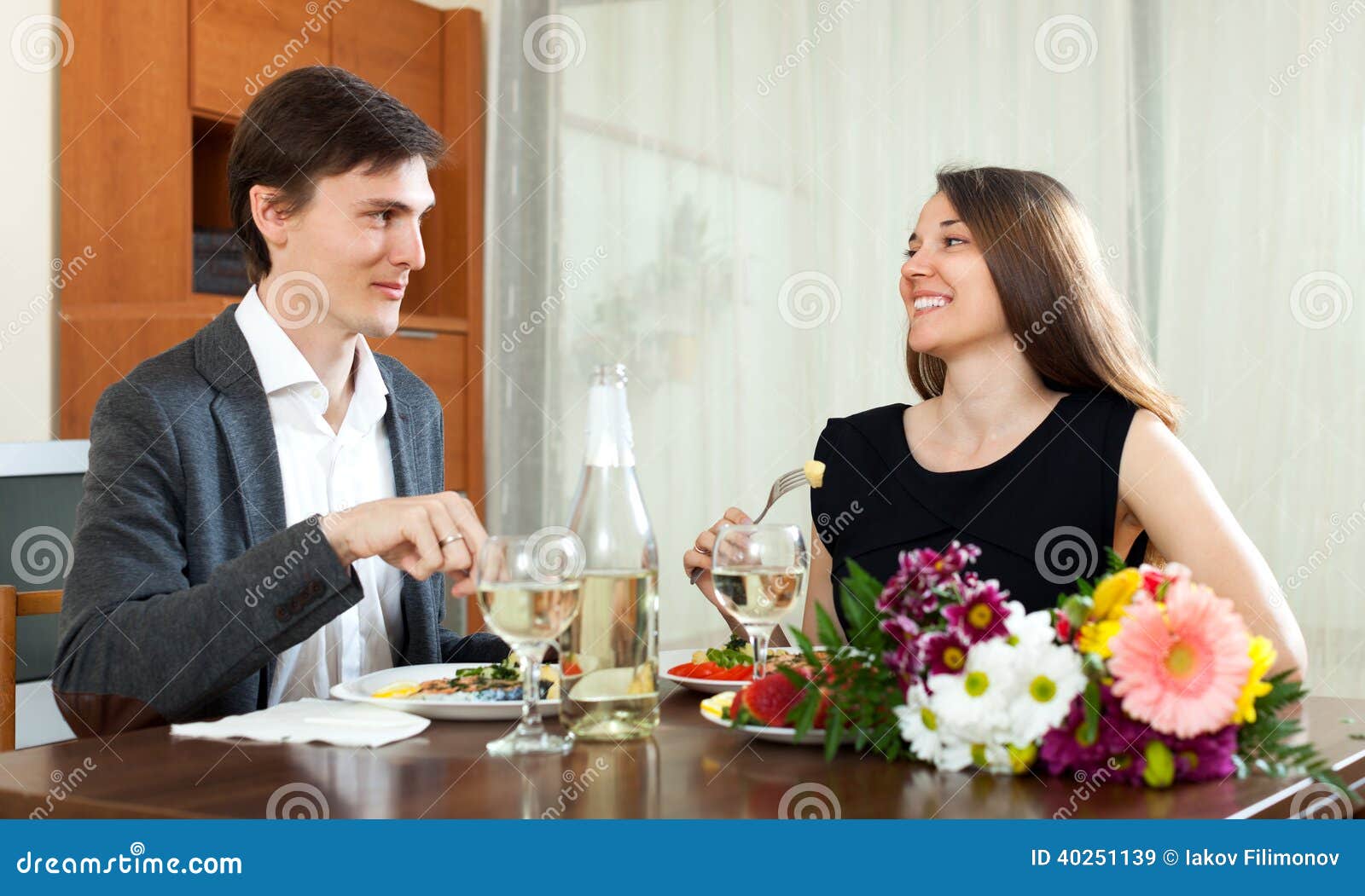 Man En Vrouw Die Romantisch Diner Hebben Stock Afbeelding - Image of ...