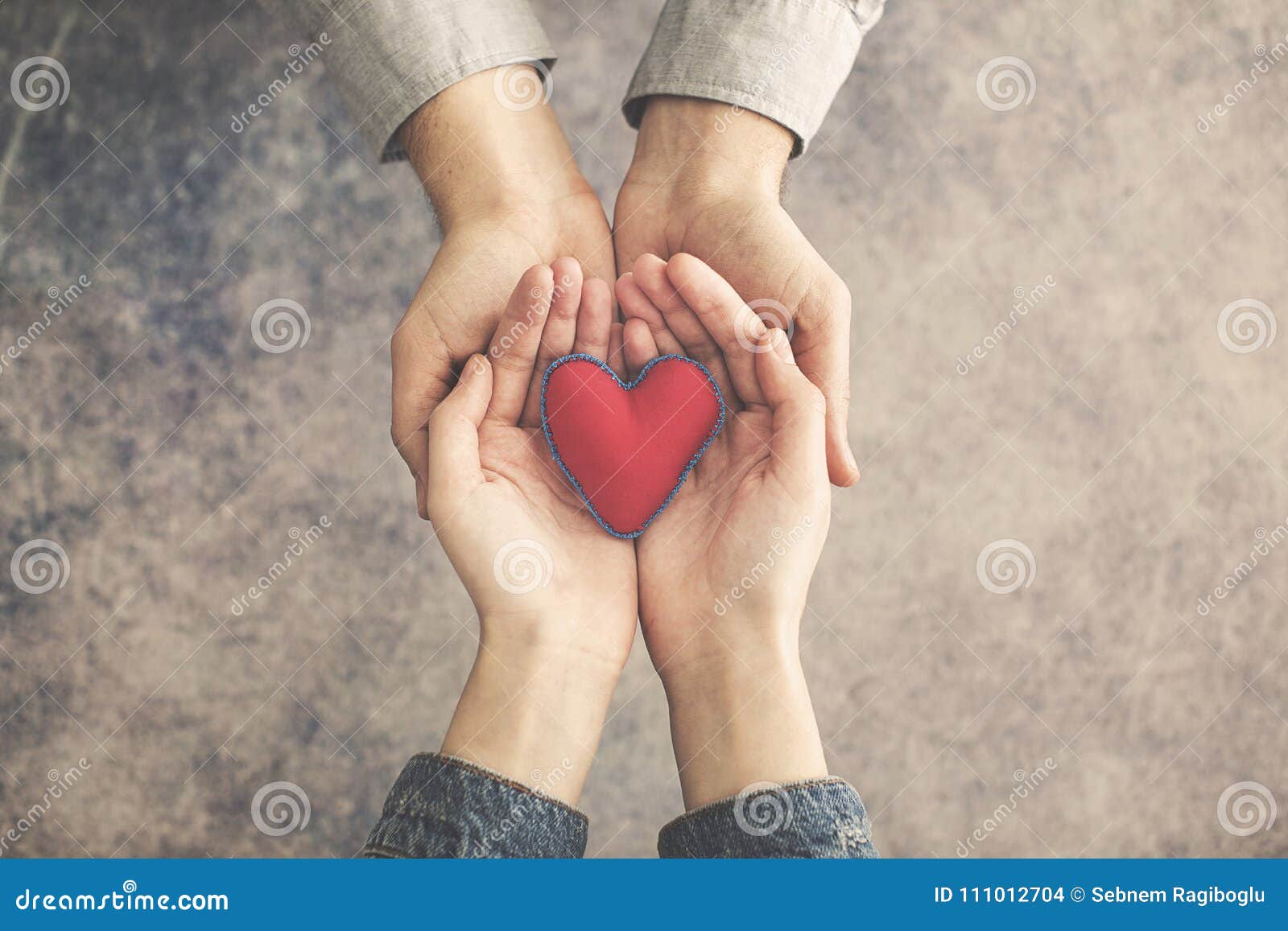 Man En Vrouwenhanden Samen Met Rood Hart Stock Foto - Image of ...