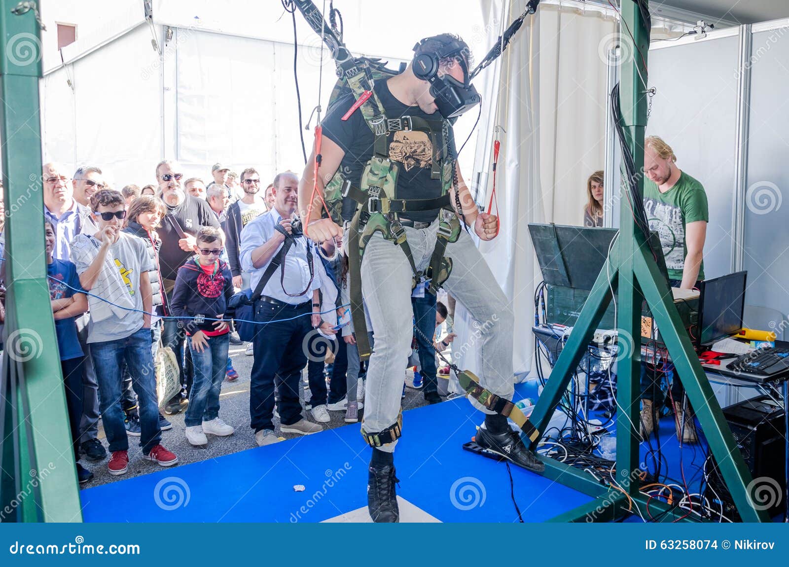 Man Experimenter Feels the Installation Simulator Skydiving Glasses ...