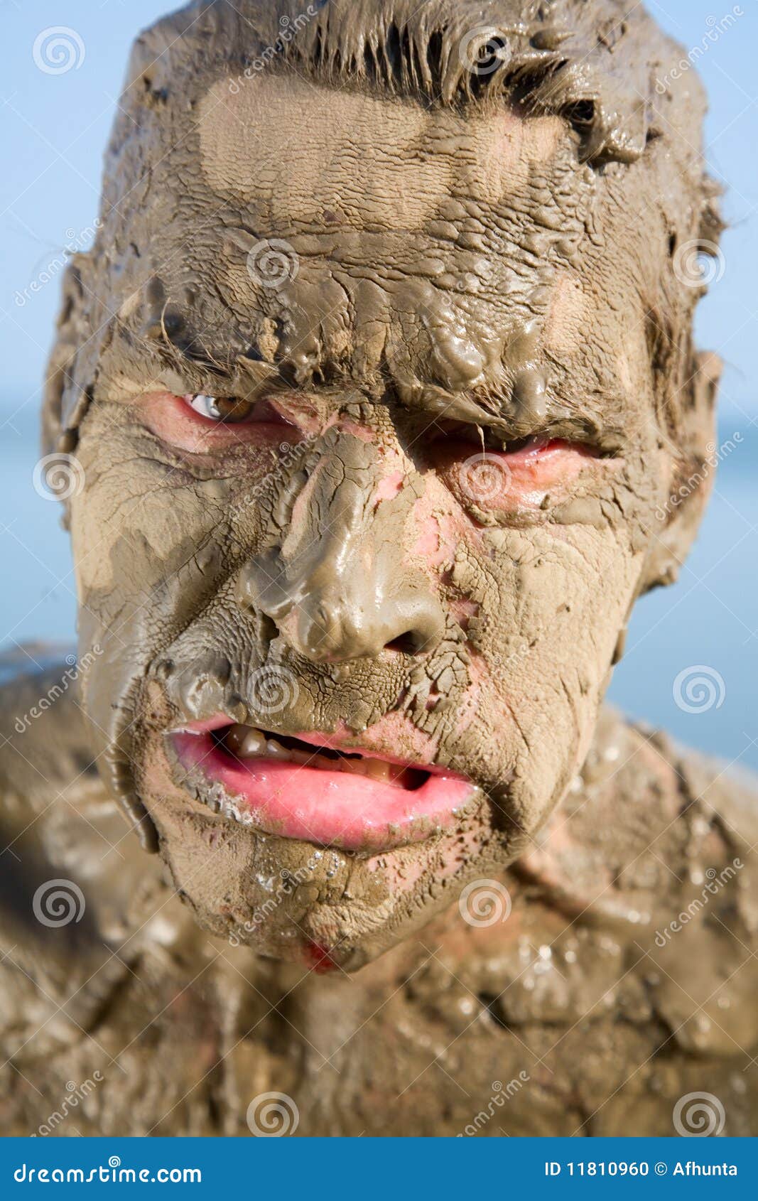 Man Gezicht is Zeer Vuil in De Modder Stock Foto - Image of wanhoop ...