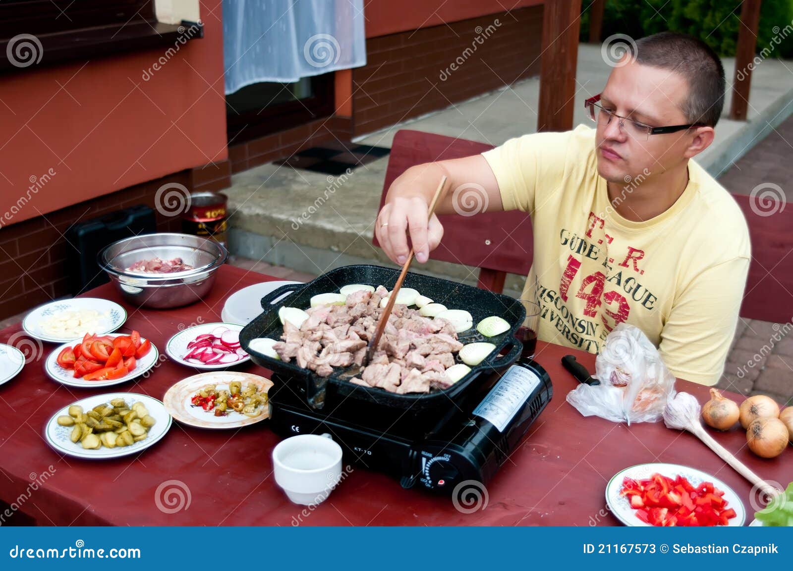Man grilling stock image. Image of house, grilling, chopsticks - 21167573