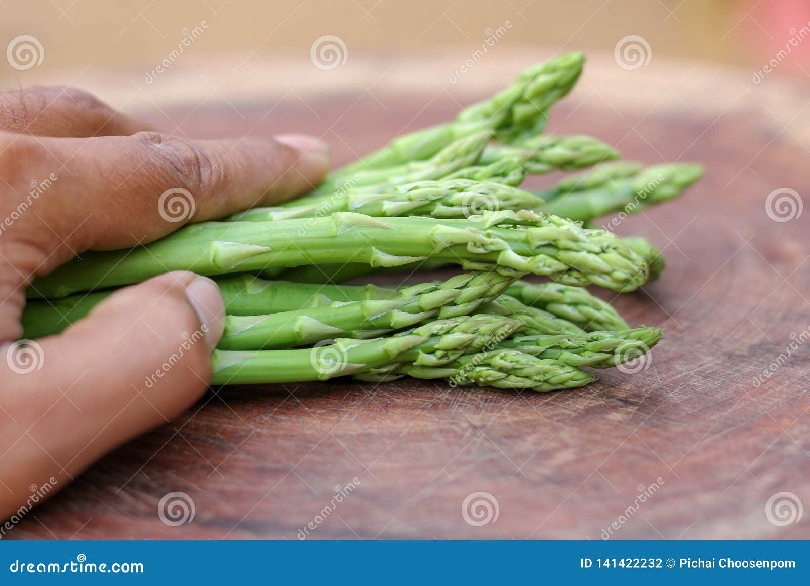 Man Hand Holding a Bunch of Fresh Asparagus Stock Photo - Image of ...