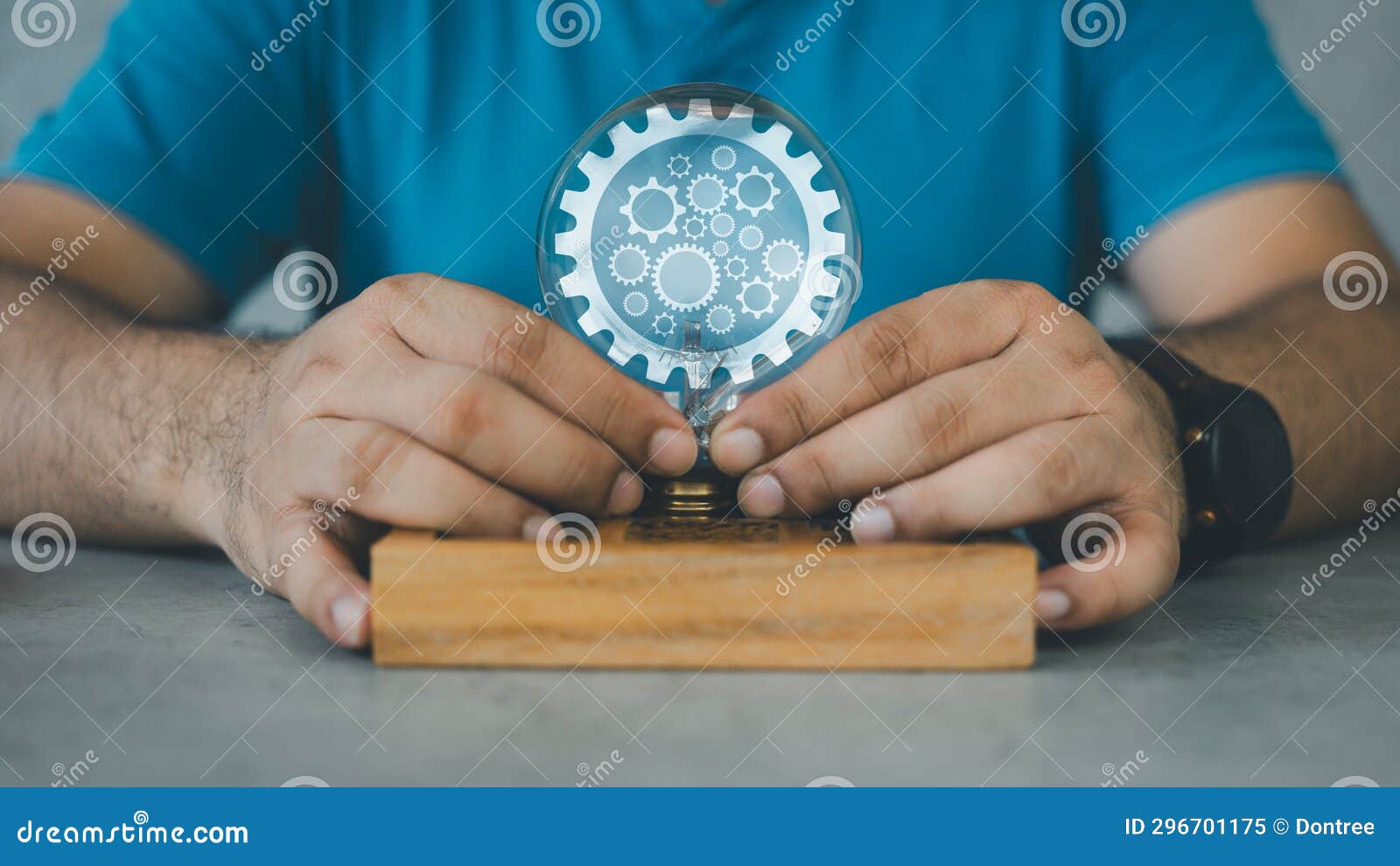 Man Hand Holding the Light Bulb with a Gear Inside, Concepts of ...