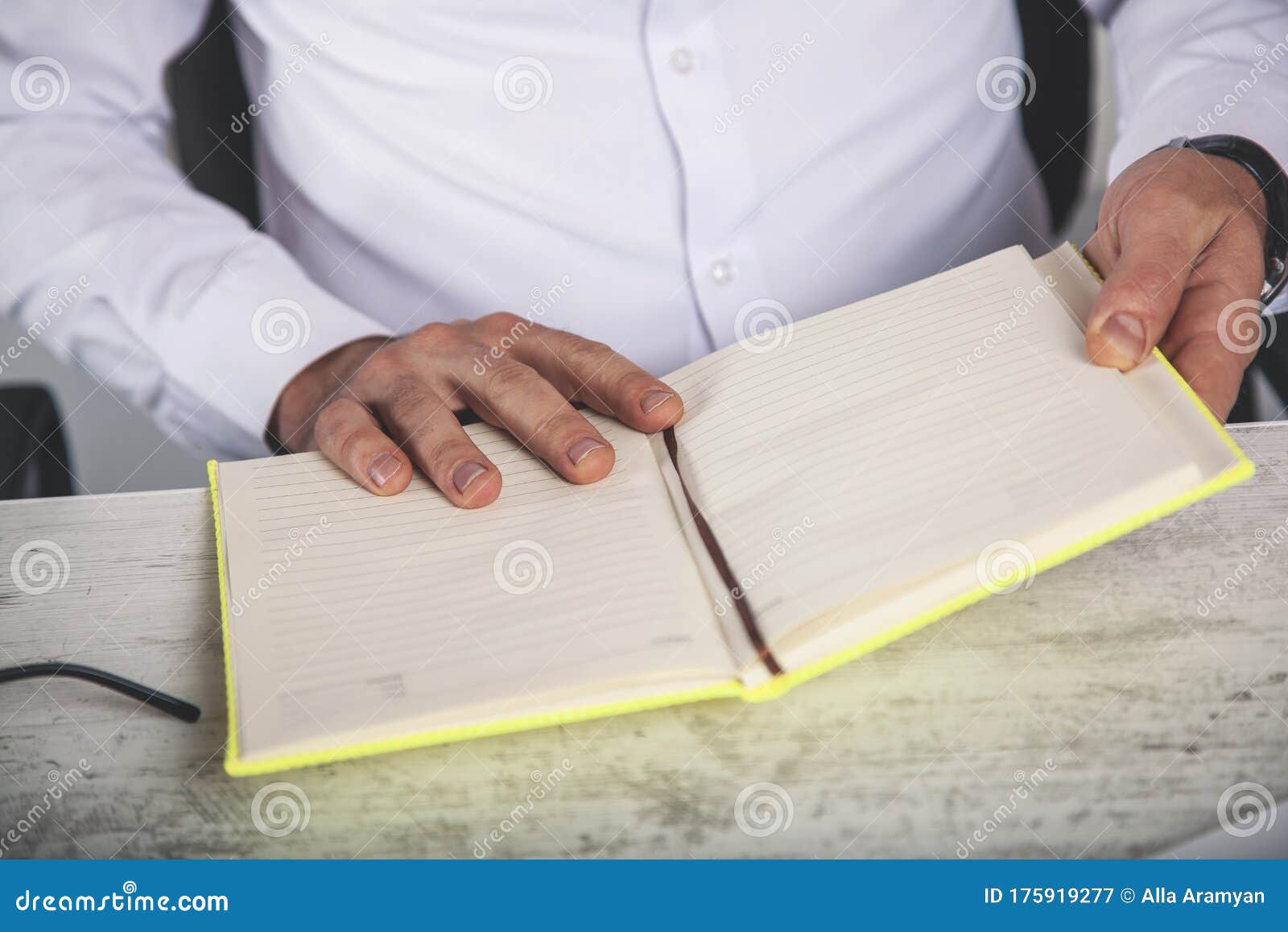 Man hand holding notepad stock image. Image of journal - 175919277
