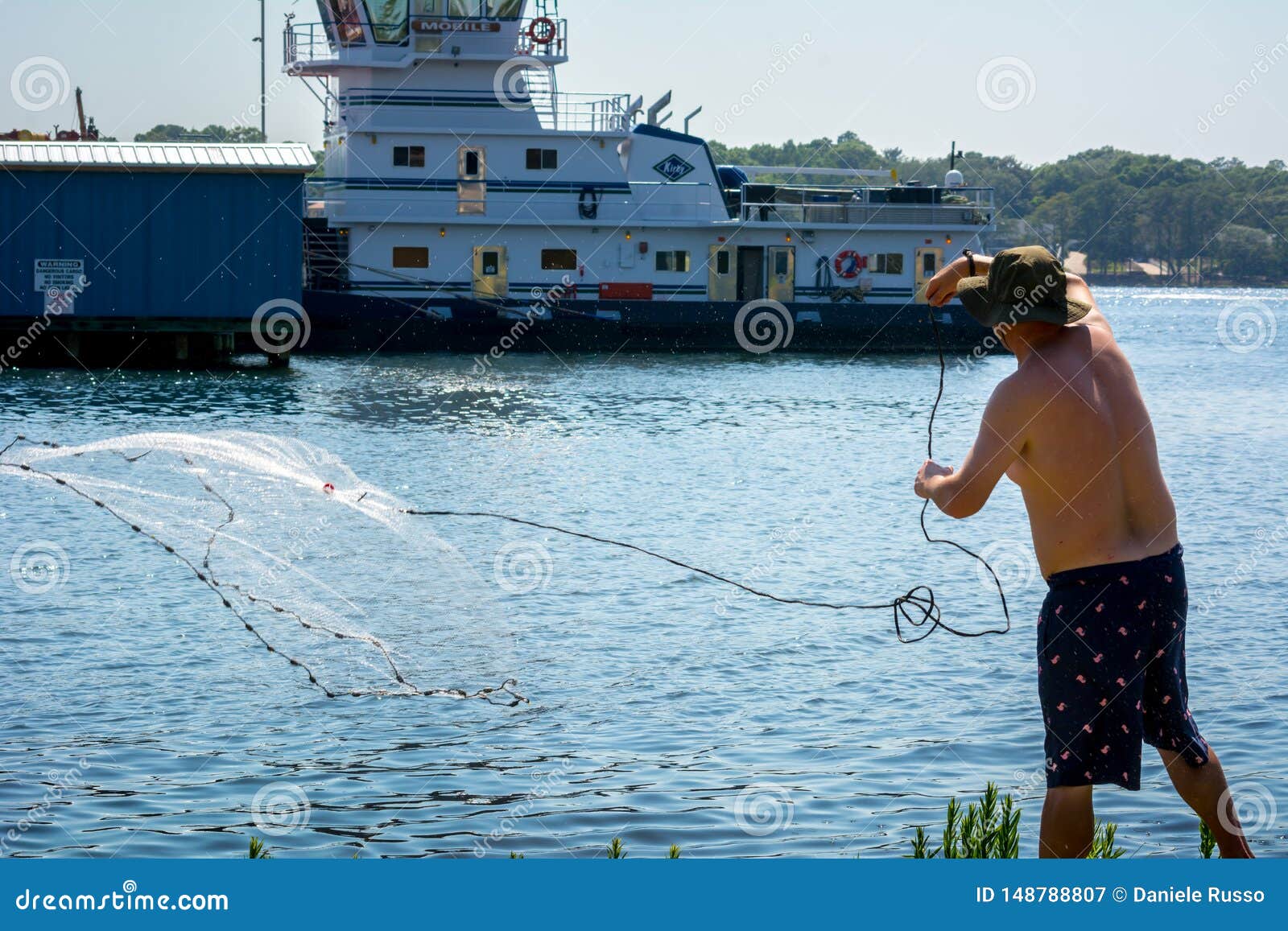 Man that Hand Launches the Fishnet at Sea Editorial Photography - Image ...