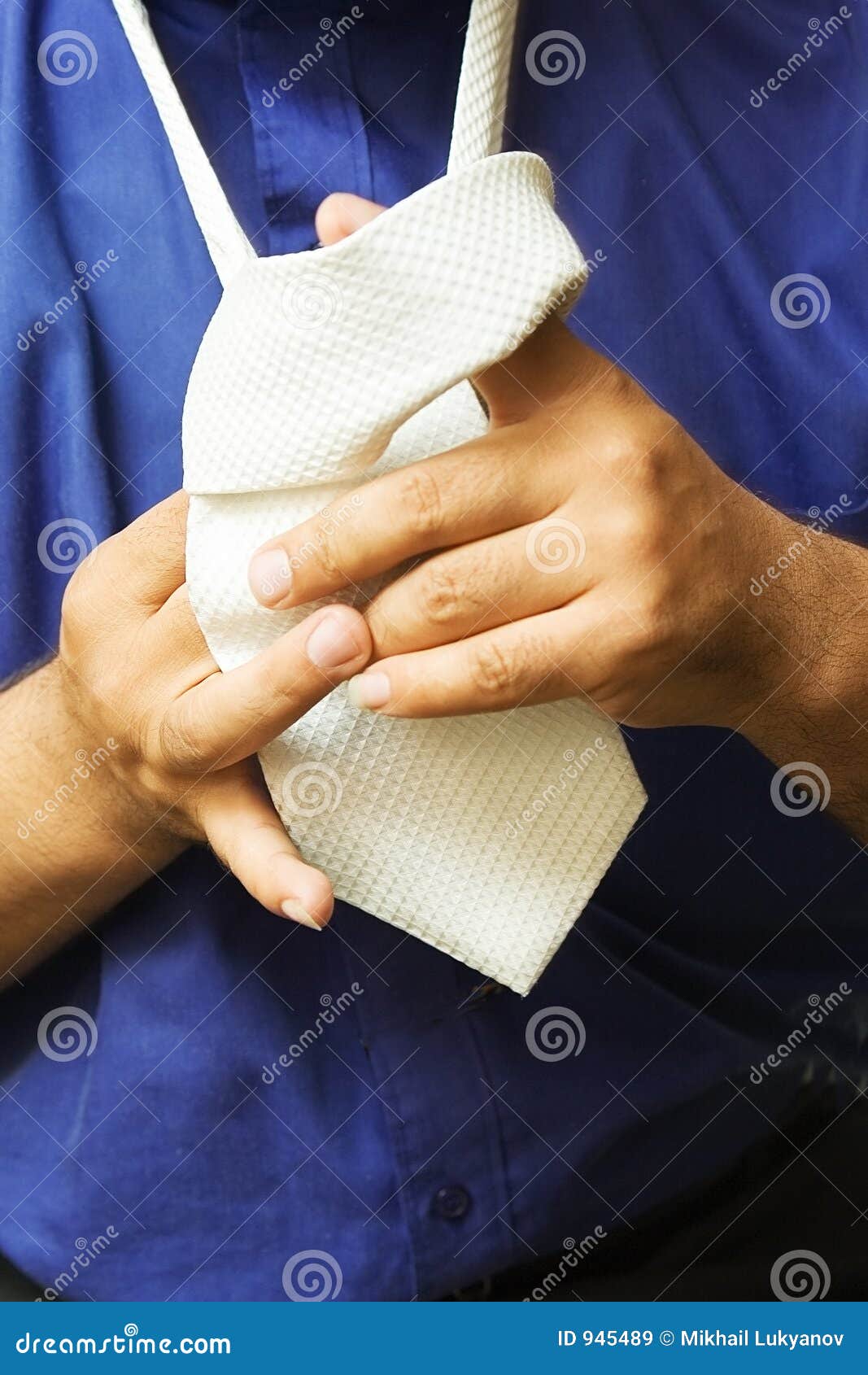 Man handen binden een band stock afbeelding. Image of zaken - 945489