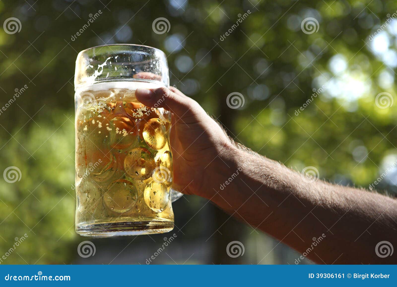 Man holds beer in hand stock image. Image of guest, brown - 39306161