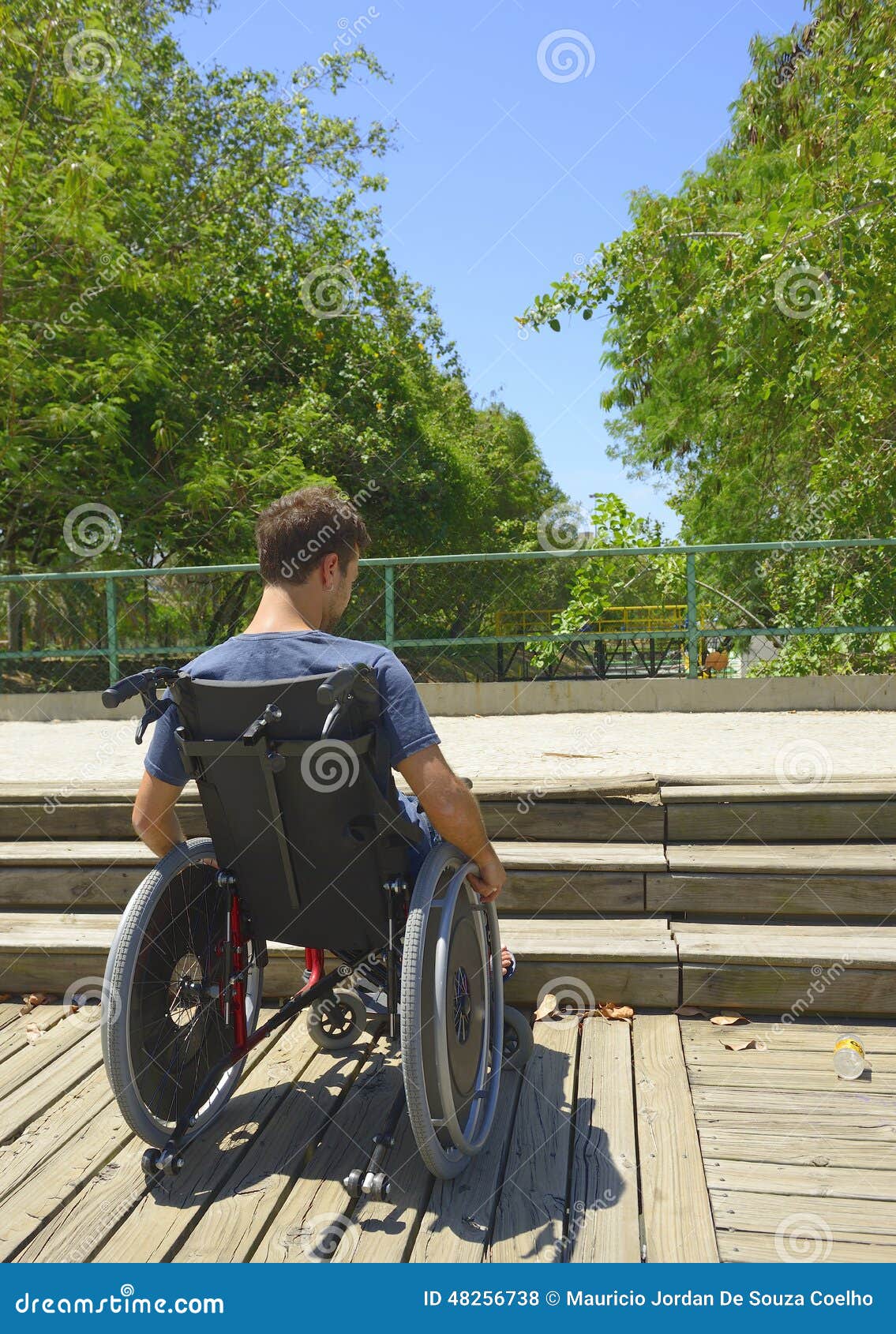 Man I Rullstol Framme Av Trappa Arkivfoto - Bild av lamt, sjuka: 48256738