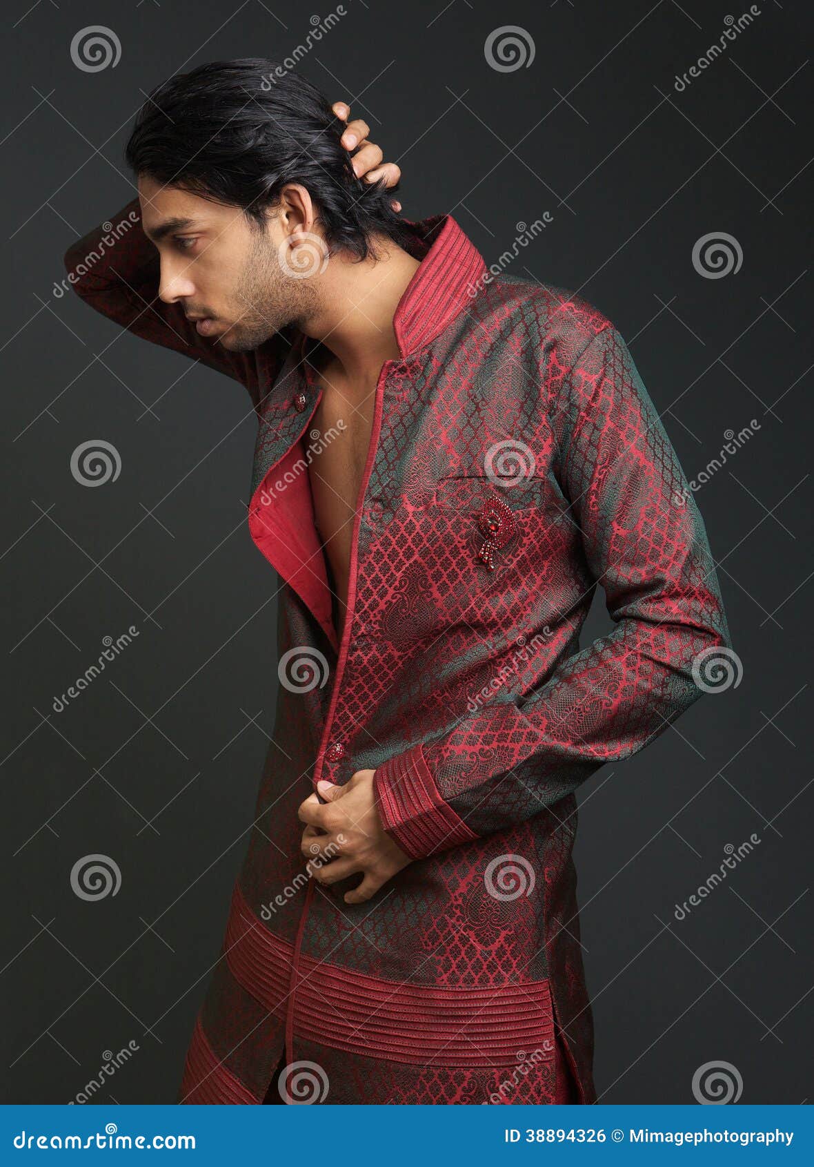 Man I Traditionella Indiska Kläder Arkivfoto - Bild av stängning, kallt ...