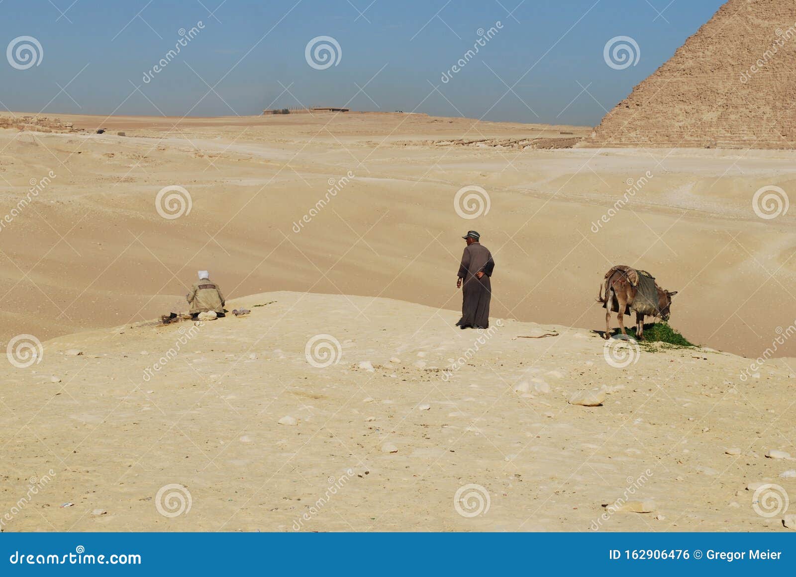 Man Infront of Pyramide in Egypte Editorial Photo - Image of cairo ...