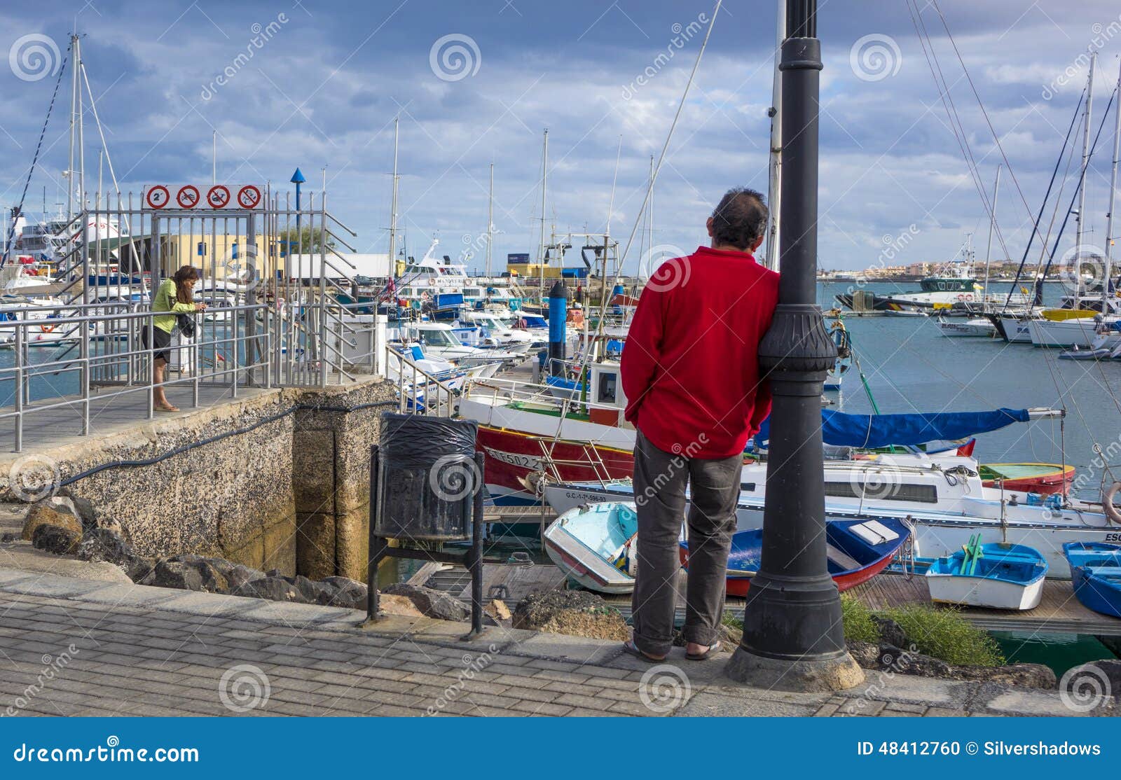 Man leaning on a lamp post editorial image. Image of islands - 48412760