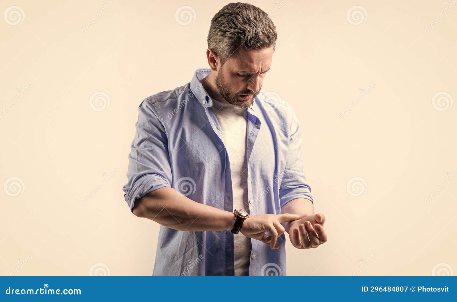 Man Measuring Pulse on Wrist. Mature Man with Pulse on Wrist Stock ...