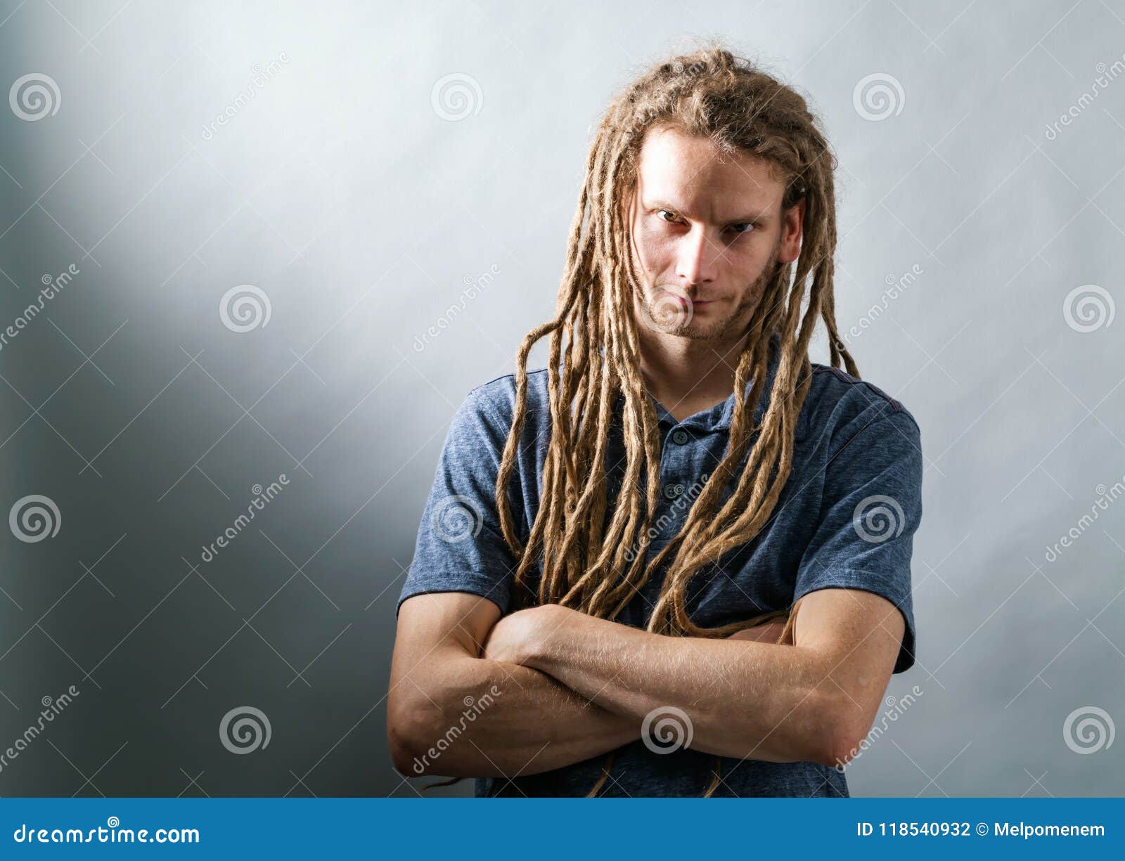 Man Med Dreadlocks Med Vikta Armar Arkivfoto - Bild av manlig, isolerat ...