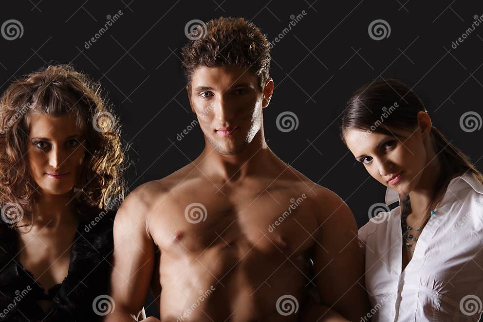 Man met twee vrouwen stock afbeelding. Image of jongen - 9336829