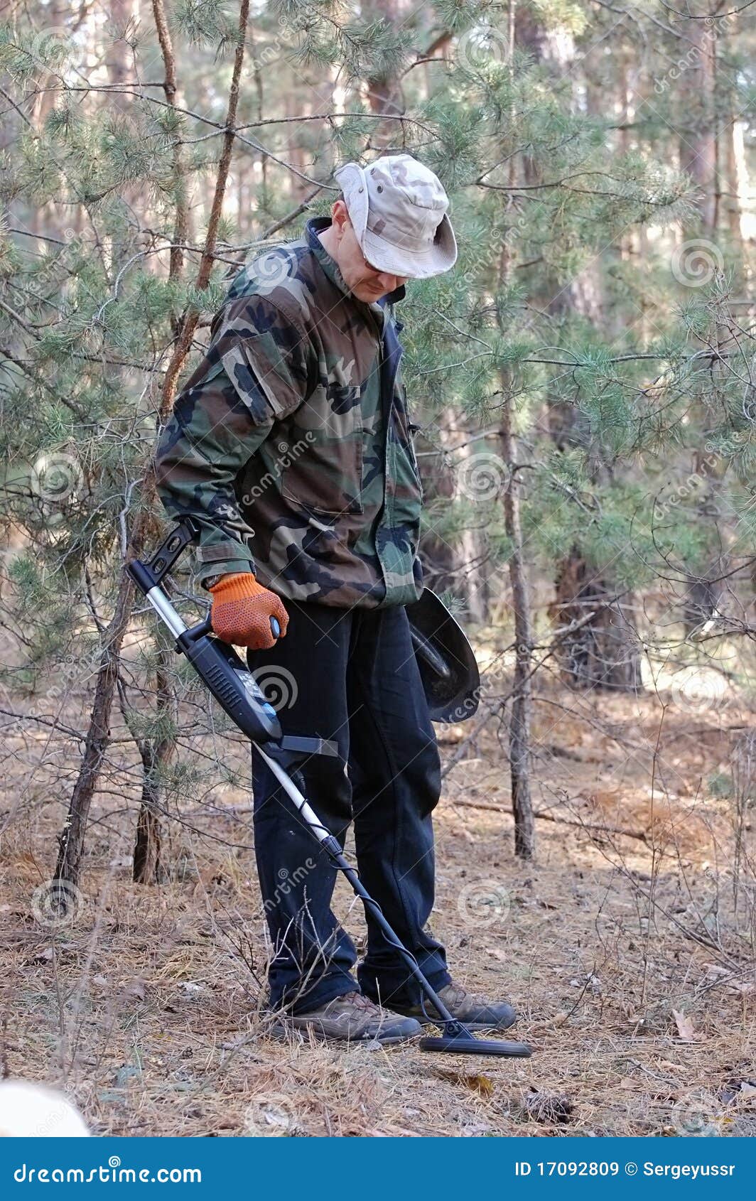 Man with metal detector stock image. Image of hobbies - 17092809
