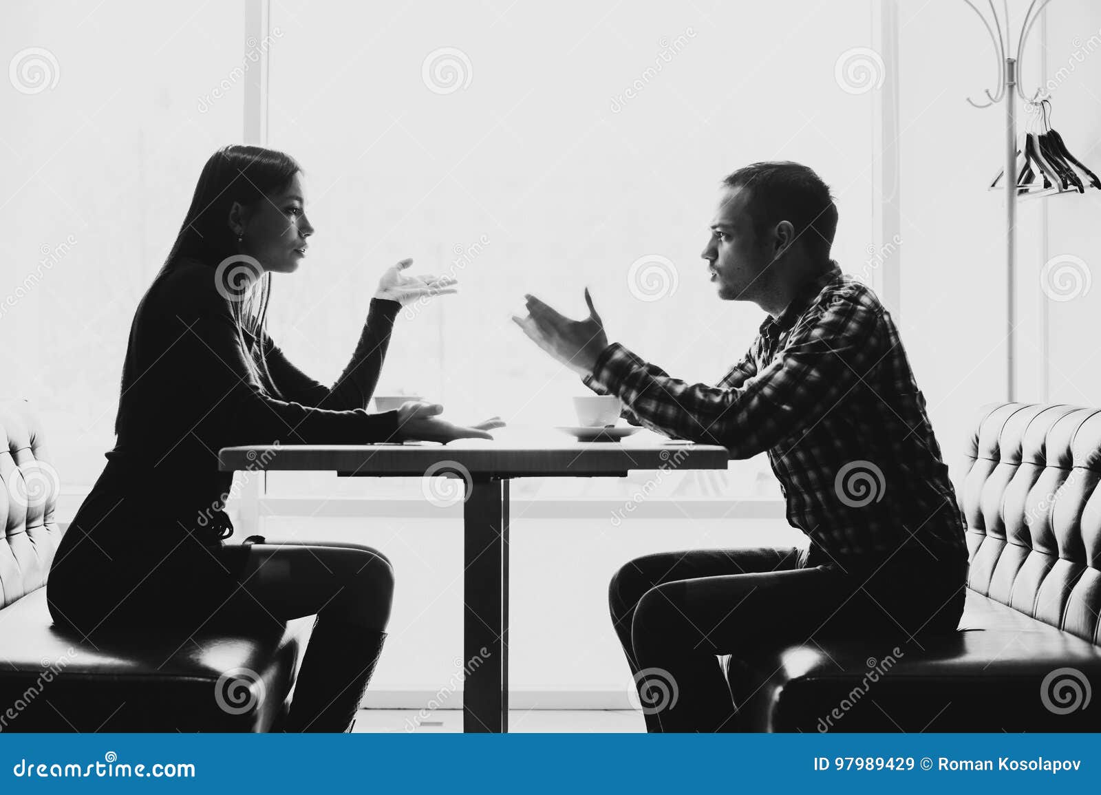 Man Och Kvinna I Diskussioner I Restaurangen Fotografering för ...