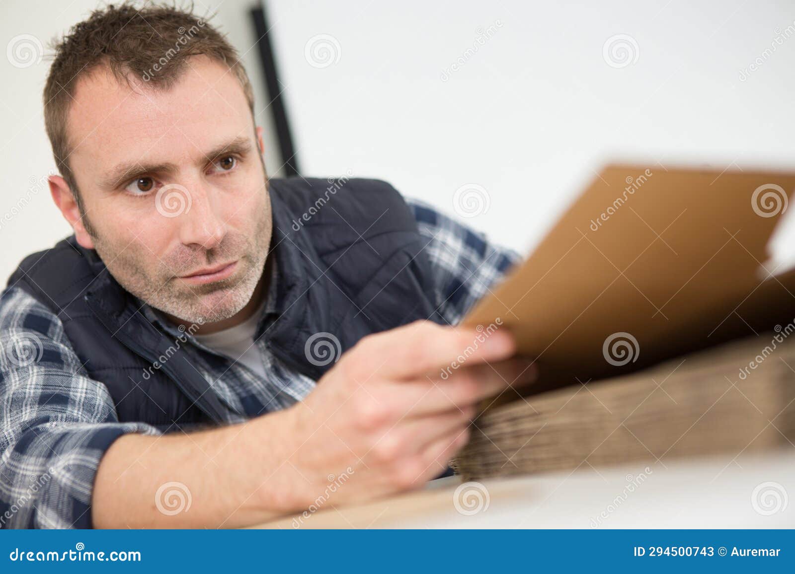 Man packing card box stock image. Image of taking, auto - 294500743