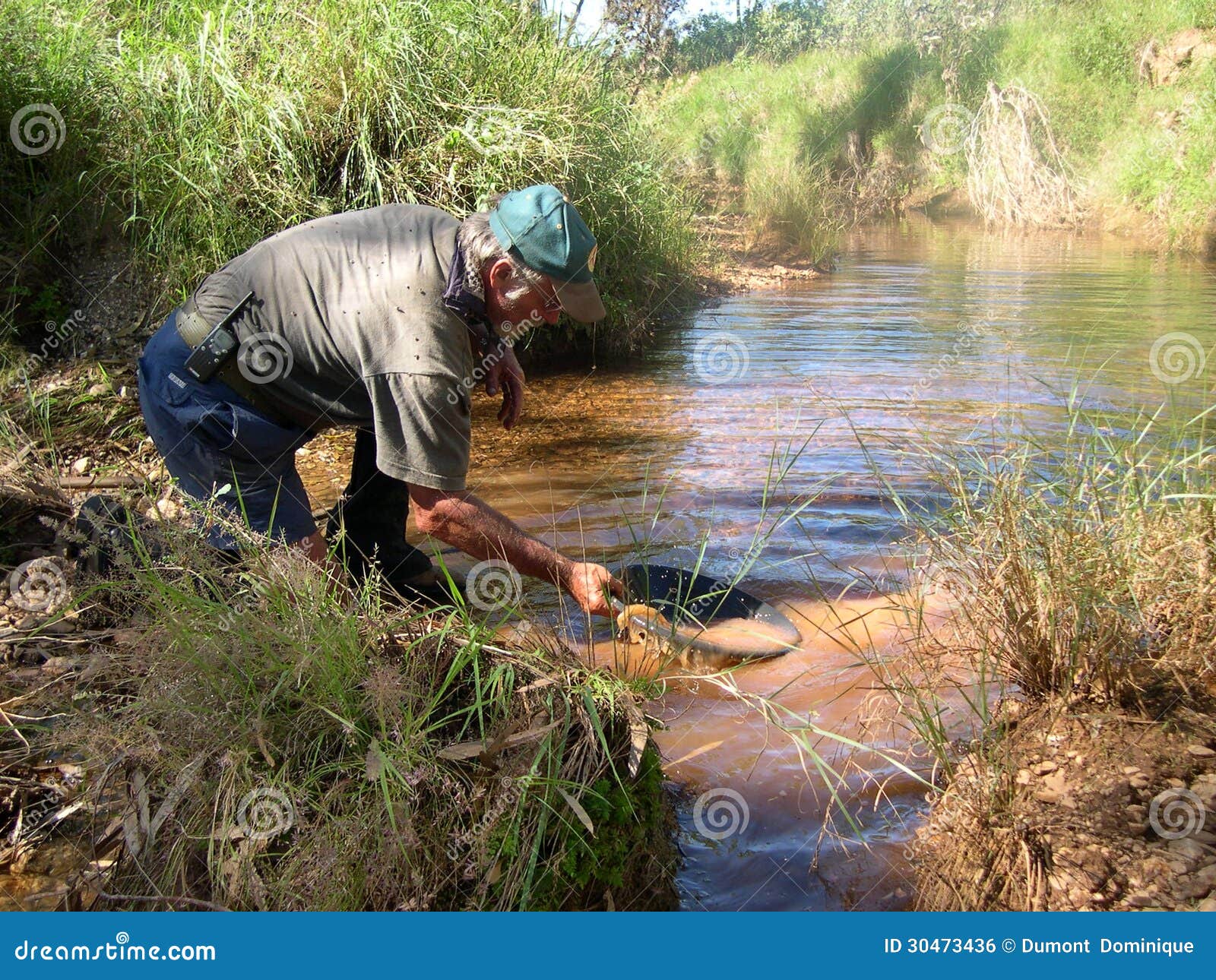 Man panning for gold editorial photo. Image of australia - 30473436