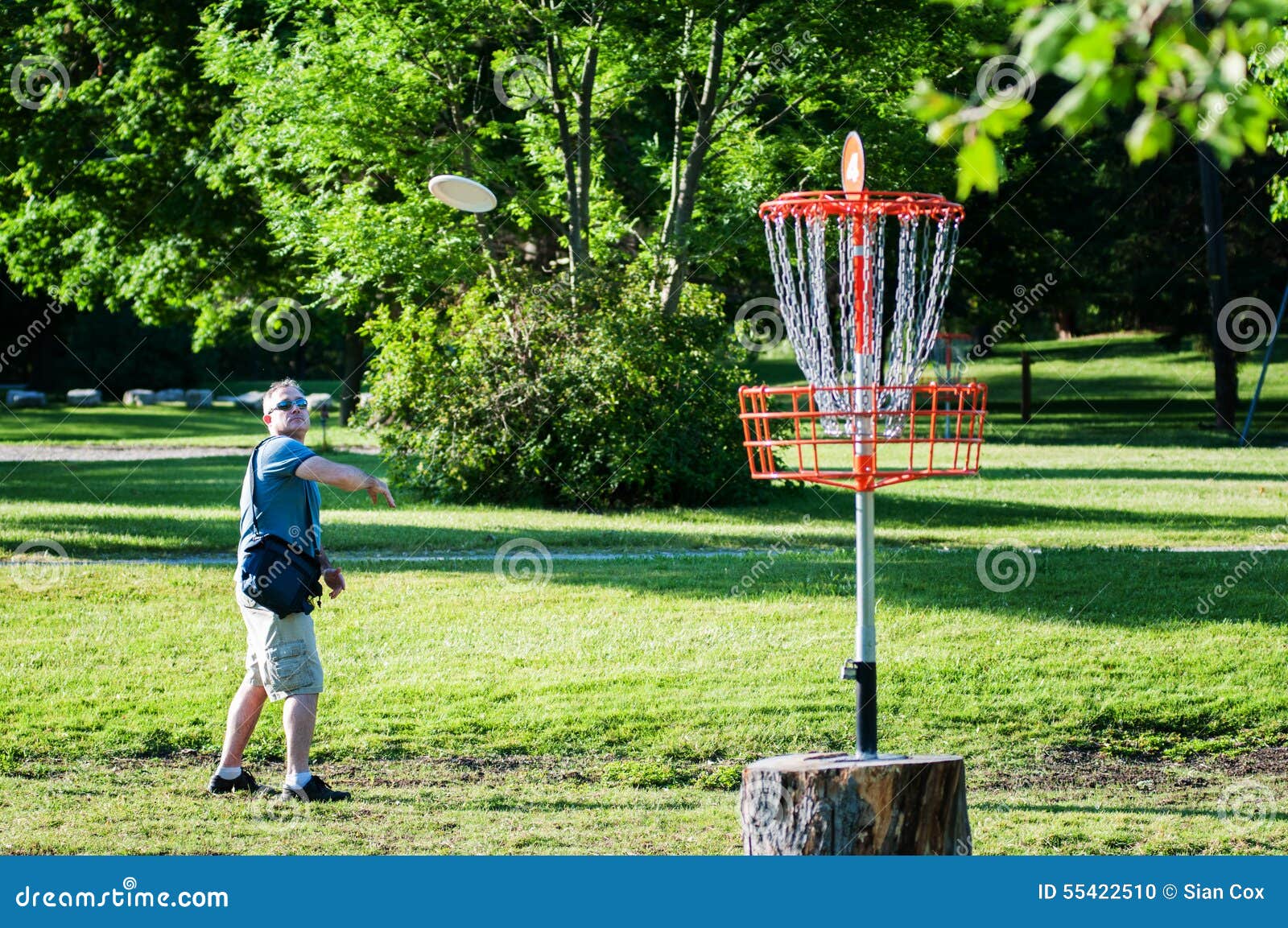Man playing dics golf stock photo. Image of throw, play - 55422510