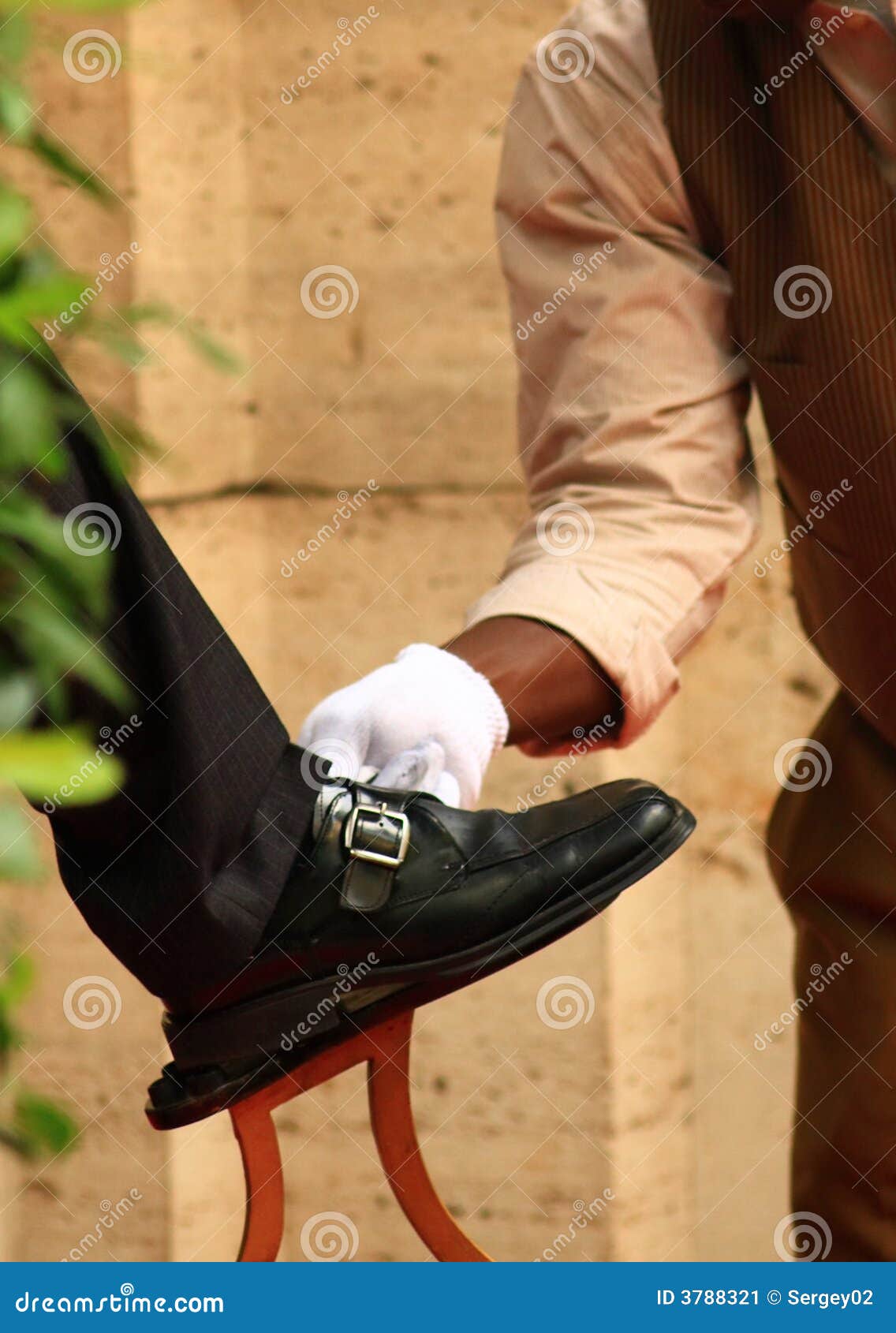Man polishing a shoe stock image. Image of body, alley - 3788321