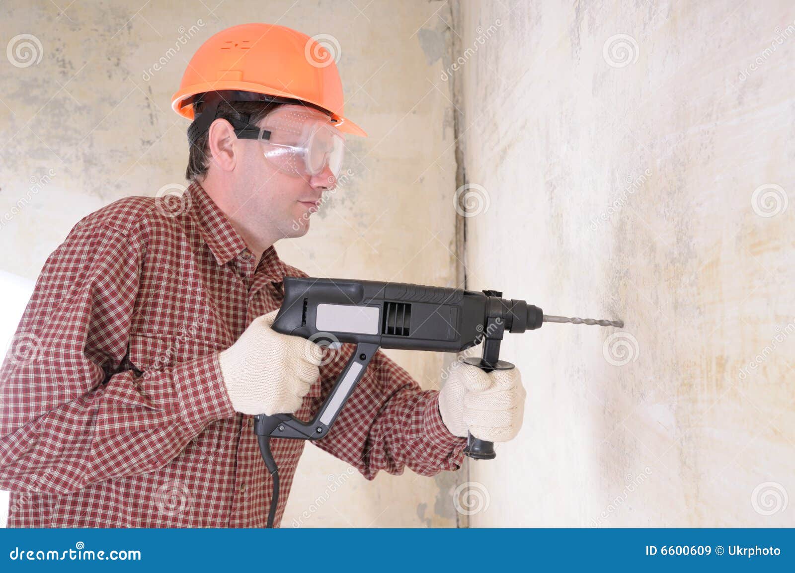 Man with power drill stock image. Image of effort, industry - 6600609