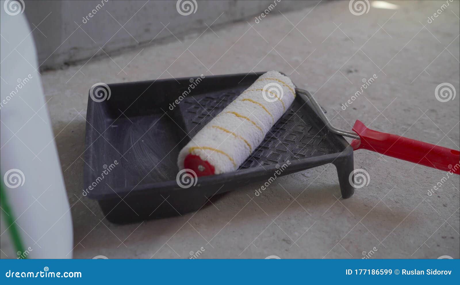 Roller in the Bathroom with Putty. Man Preparing To Paint a Wall ...