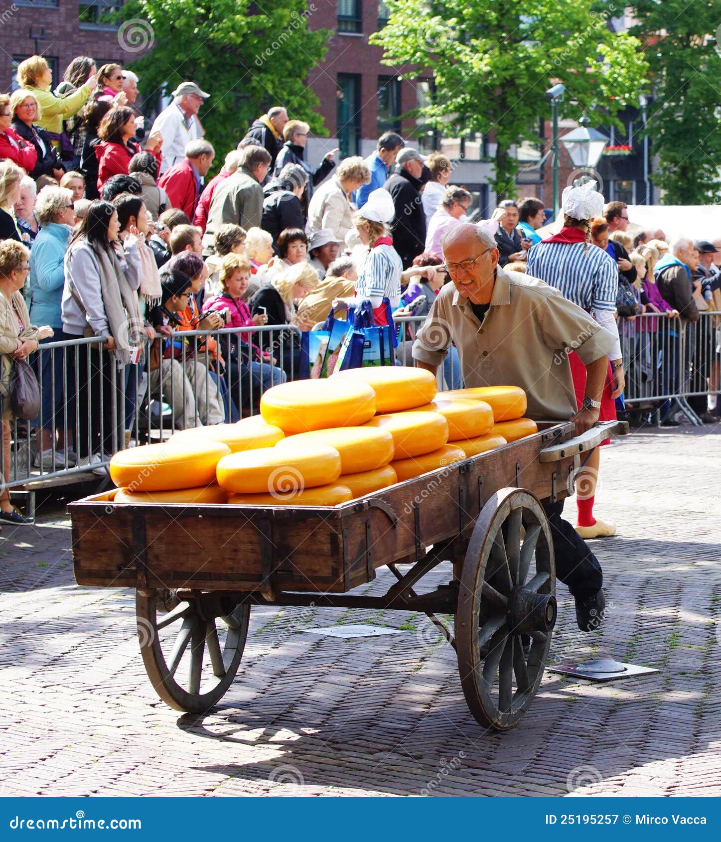 Man Pushing Cheese on a Cart Editorial Photography - Image of alkmaar ...