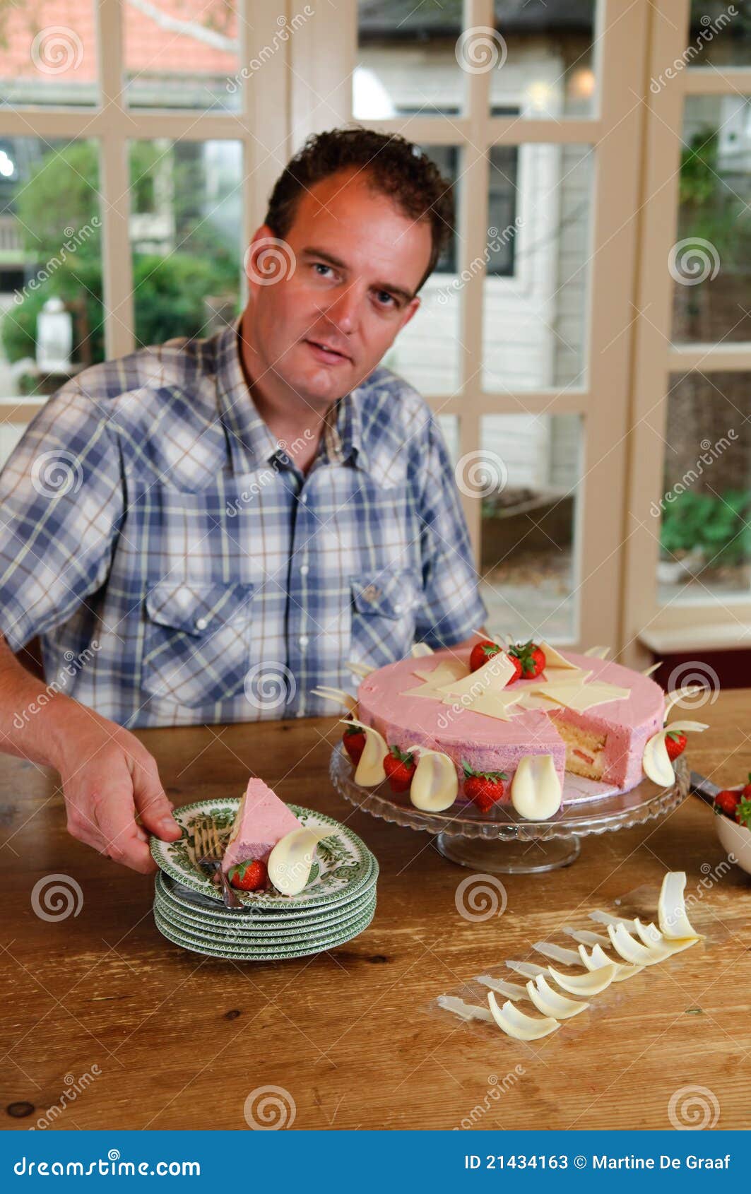 Man Serving Cake in Kitchen Stock Image - Image of cake, tasty: 21434163